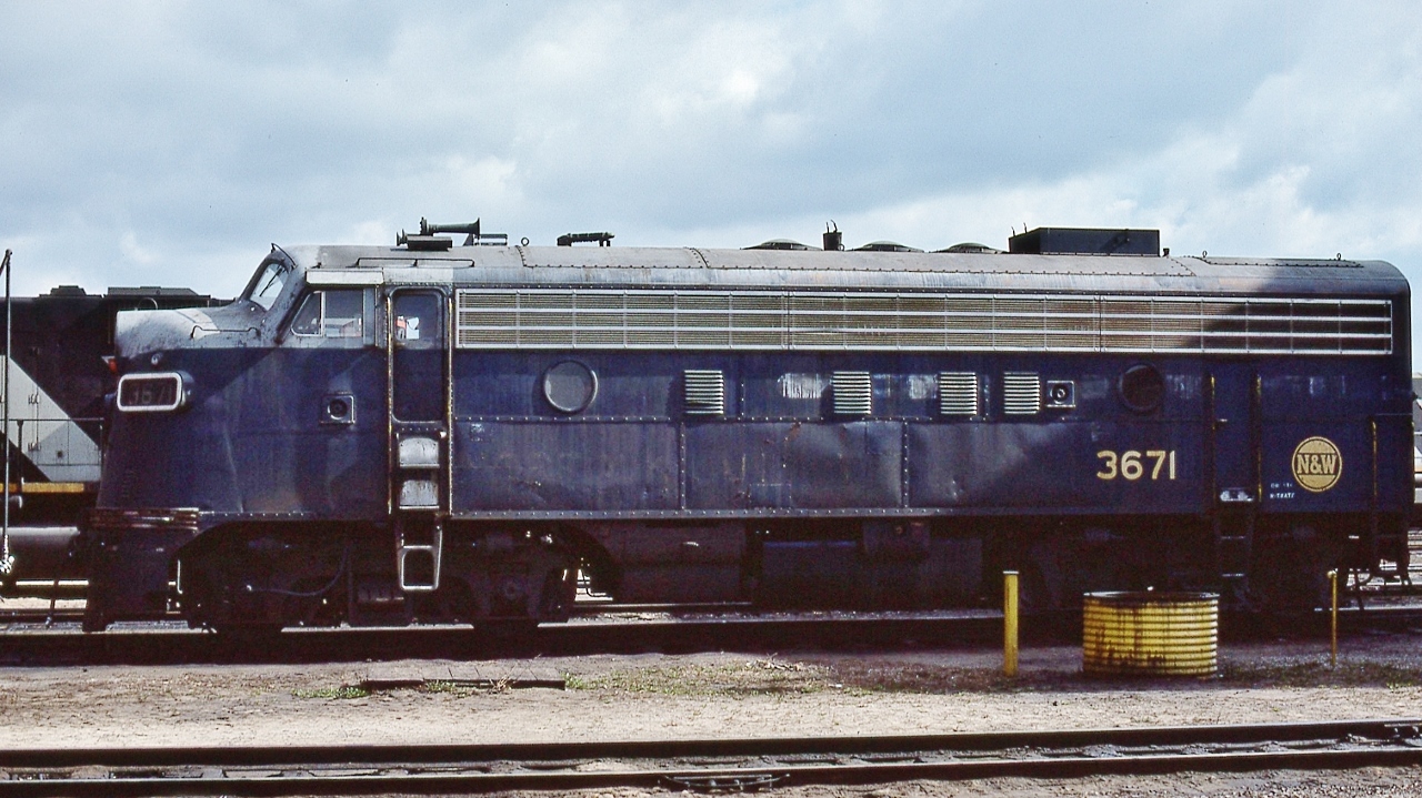 Railpictures.ca - sdfourty Photo: A stop at CN Fort Erie was mandatory… …while enroute to Silver ...