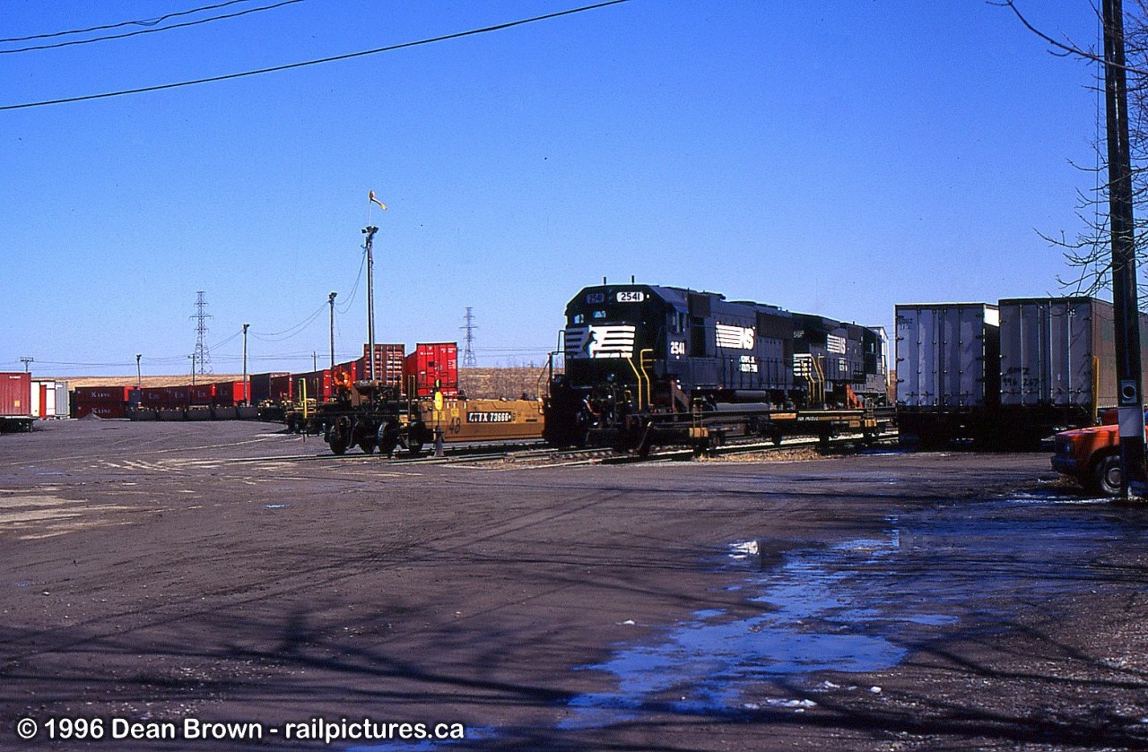 Railpictures.ca - Dean Brown Photo: Back when NS/CN Dain City Intermodal Yard was still active ...