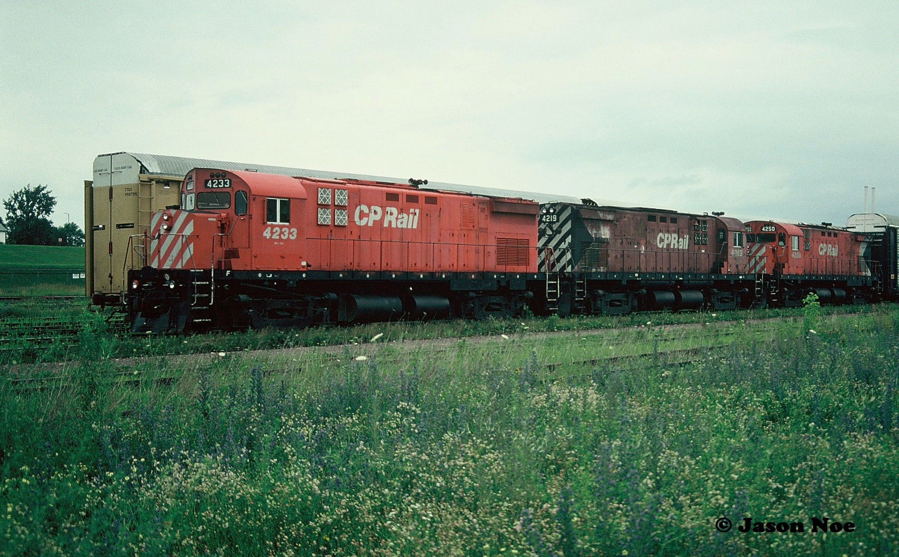 Railpictures.ca - Jason Noe Photo: Three C-424’s are viewed after arriving with a westbound ...
