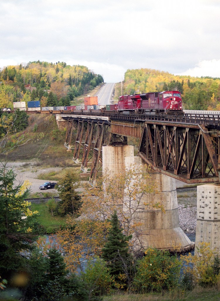 Railpictures.ca - A.W.Mooney Photo: Eastbound CP train #116 with SD90MAC 9111 on the lead is ...