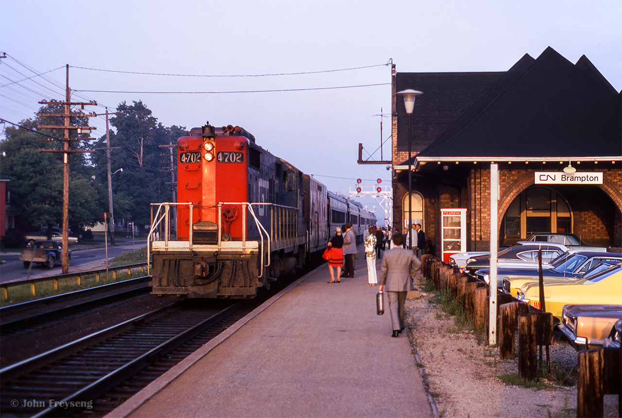 Railpictures.ca - John Freyseng Photo: Monday – Friday train 986 from Guelph pulls into Brampton ...
