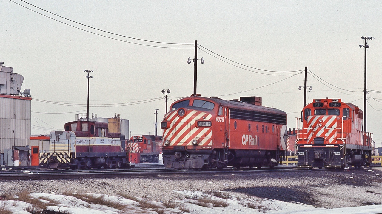 Railpictures.ca - sdfourty Photo: Roster shots should be 50mm…(in digital world 50mm FX ( DX ...