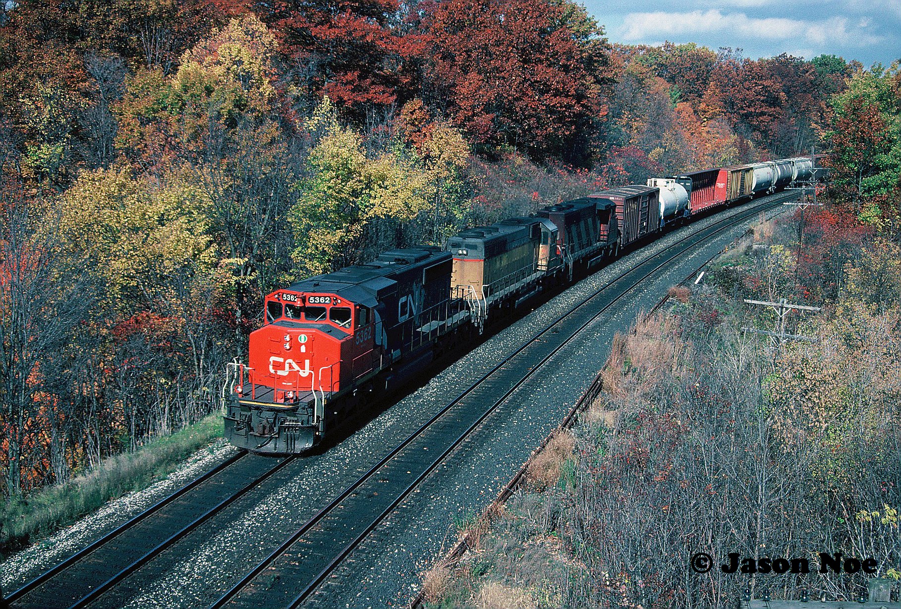 Railpictures.ca - Jason Noe Photo: During a now sunny late fall afternoon, a CN westbound ...