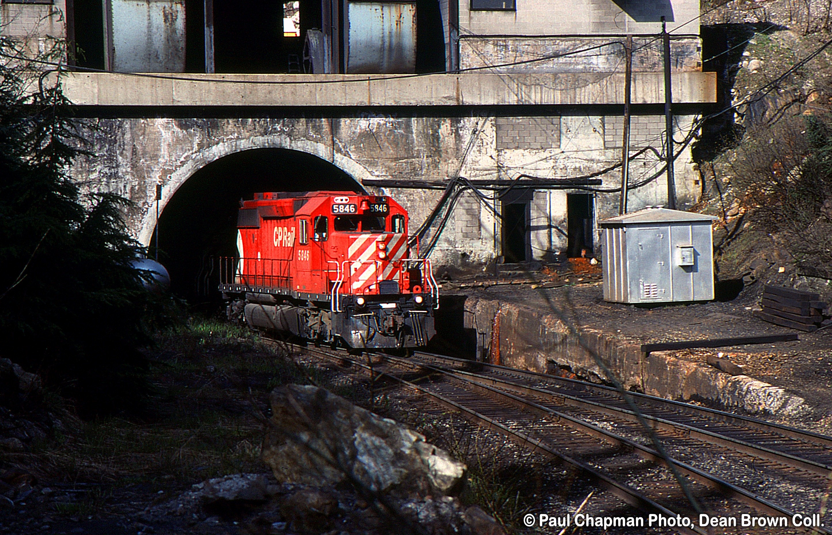 Railpictures.ca - Paul Chapman Photo, Dean Brown Coll. Photo: CP SD40-2 5846 at Connaught Tunnel ...