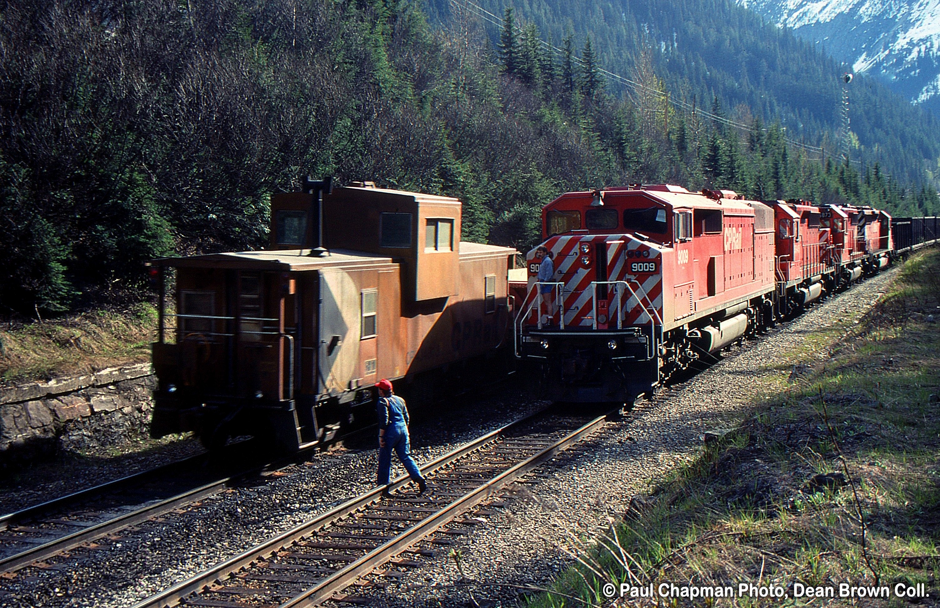 Railpictures.ca - Paul Chapman Photo, Dean Brown Coll. Photo: CP SD40-2F 9009 meets an eastbound ...