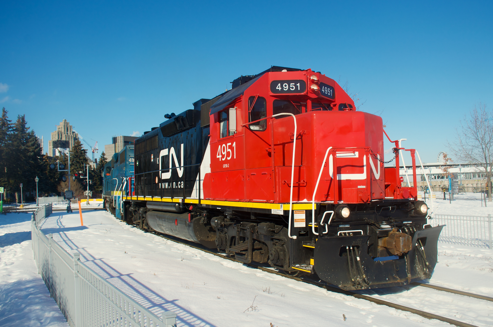Railpictures.ca - Michael Berry Photo: CN 4951′s paint pops in the sun and snow as it leads CN ...