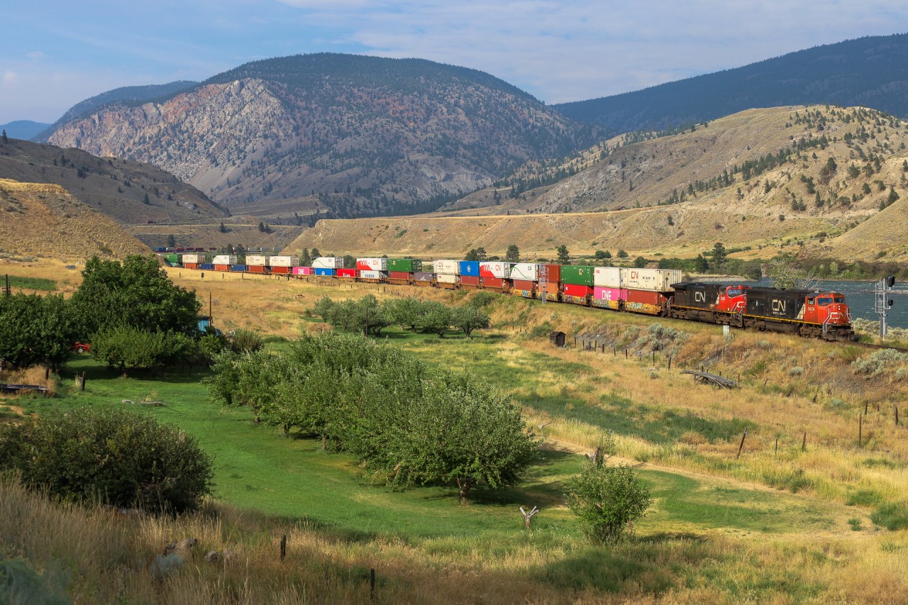 Railpictures.ca - Rob Eull Photo: Chicago to Vancouver train Q 11792 28 highballs past a farm at ...