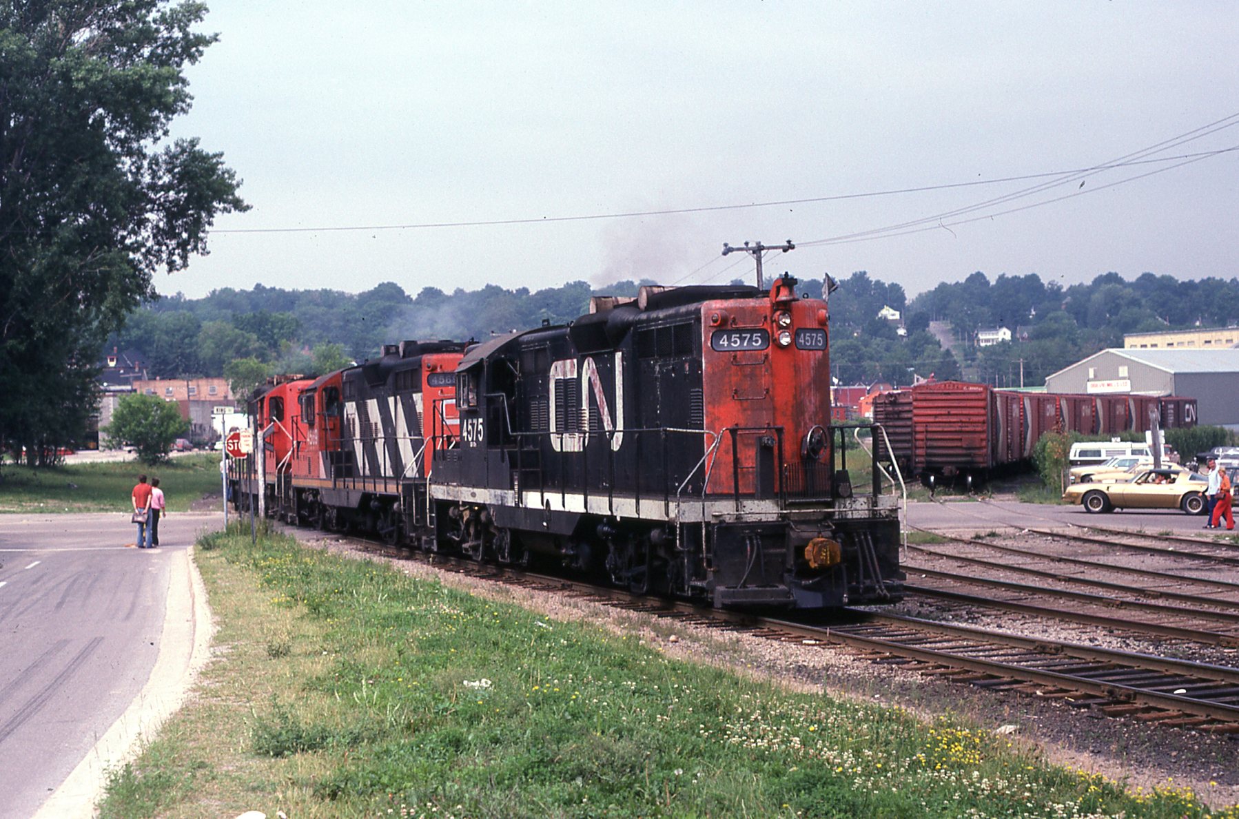 Railpictures.ca - Mike Bannon Photo: A set of CN GP9′s switching Townhouse Elevator on Midlands ...