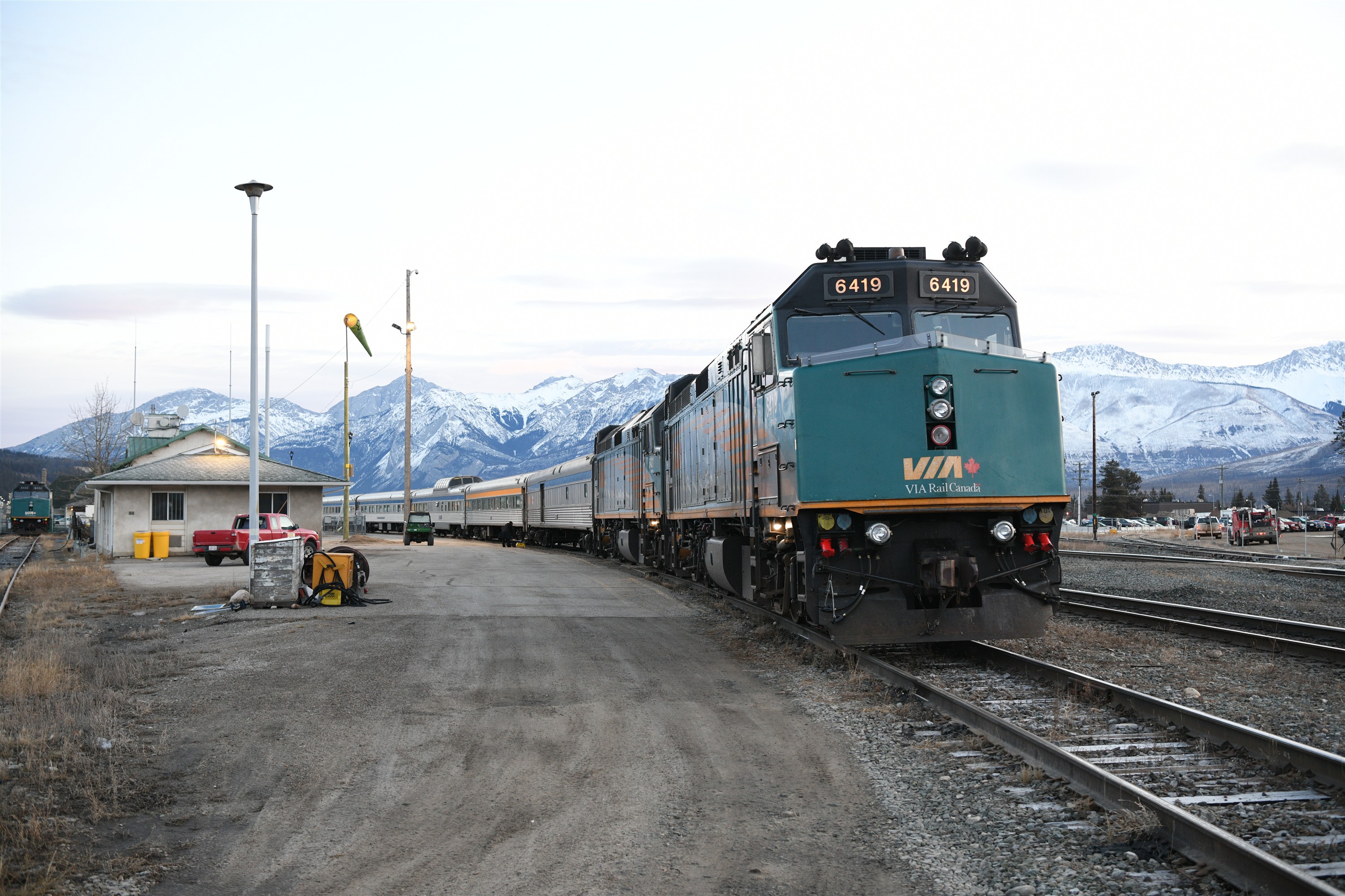 Railpictures.ca - Paul O'Shell Photo: VIA 6419 is on the point of VIA 001 The Canadian at Jasper ...
