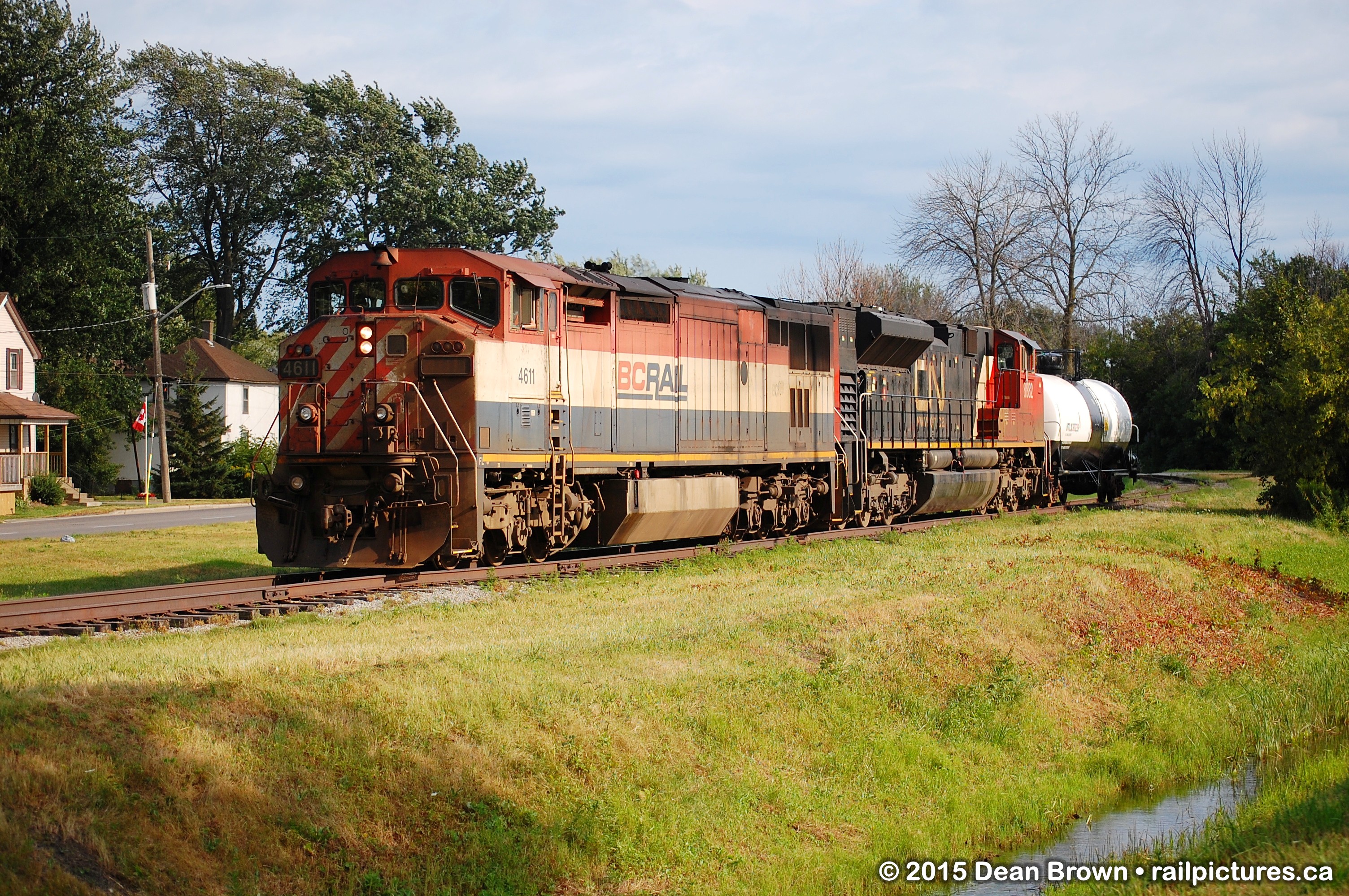 Railpictures.ca - Dean Brown Photo: CN 562 with BCOL Dash 8-40CM 4611 and CN SD70M-2 8882 and 1 ...