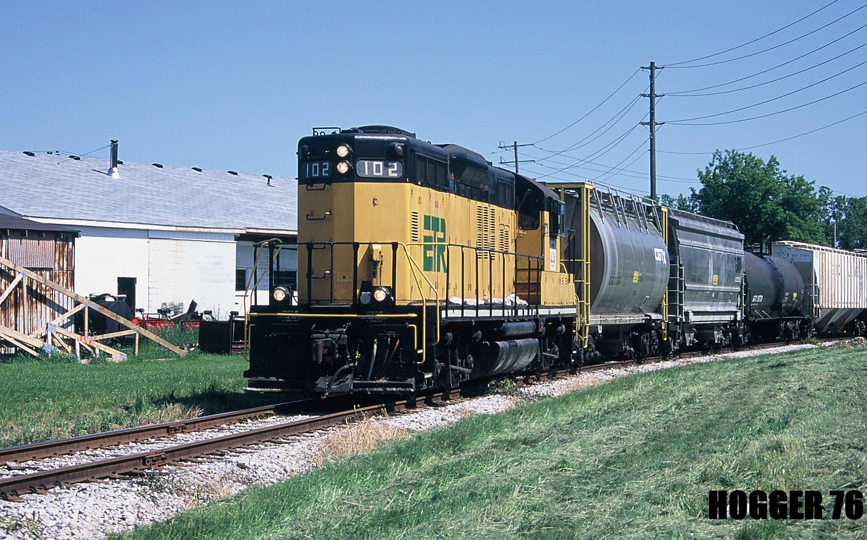 Railpictures.ca - Hogger 76 Photo: Essex Terminal Railway GP9 102 approaches the Texas Road ...