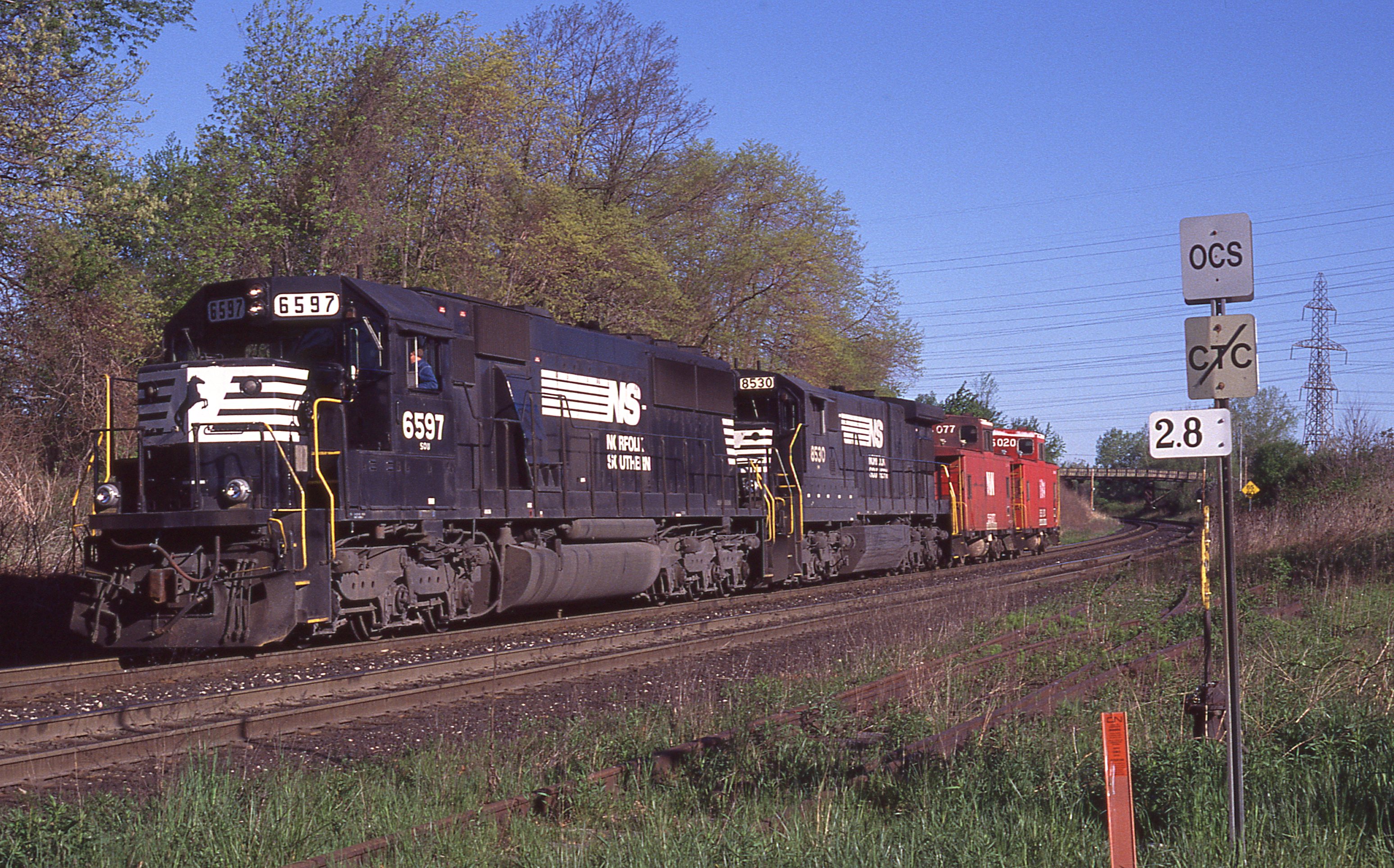 Railpictures.ca - A.W.Mooney Photo: Nice sunny day and I am out by Stanley Av and Whirlpool in ...