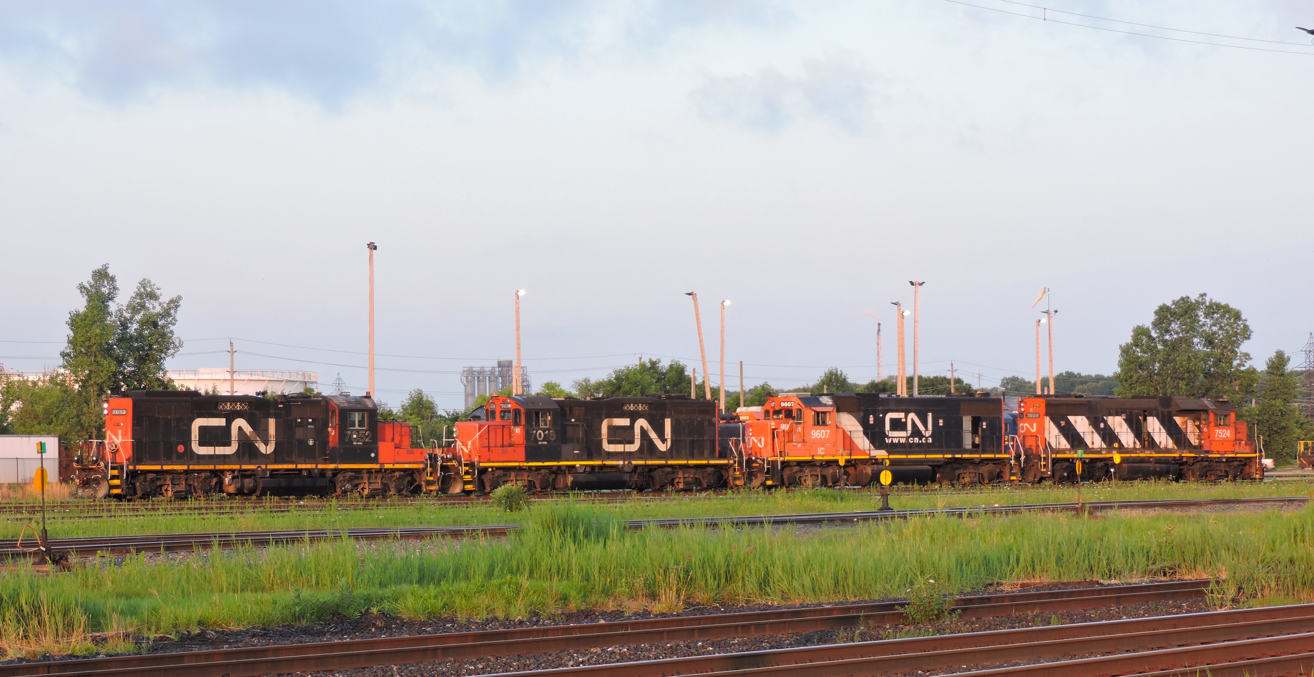 Railpictures.ca - Shaun Hinz Photo: Yard units idle in Sarnia at sunrise, new power set is now ...