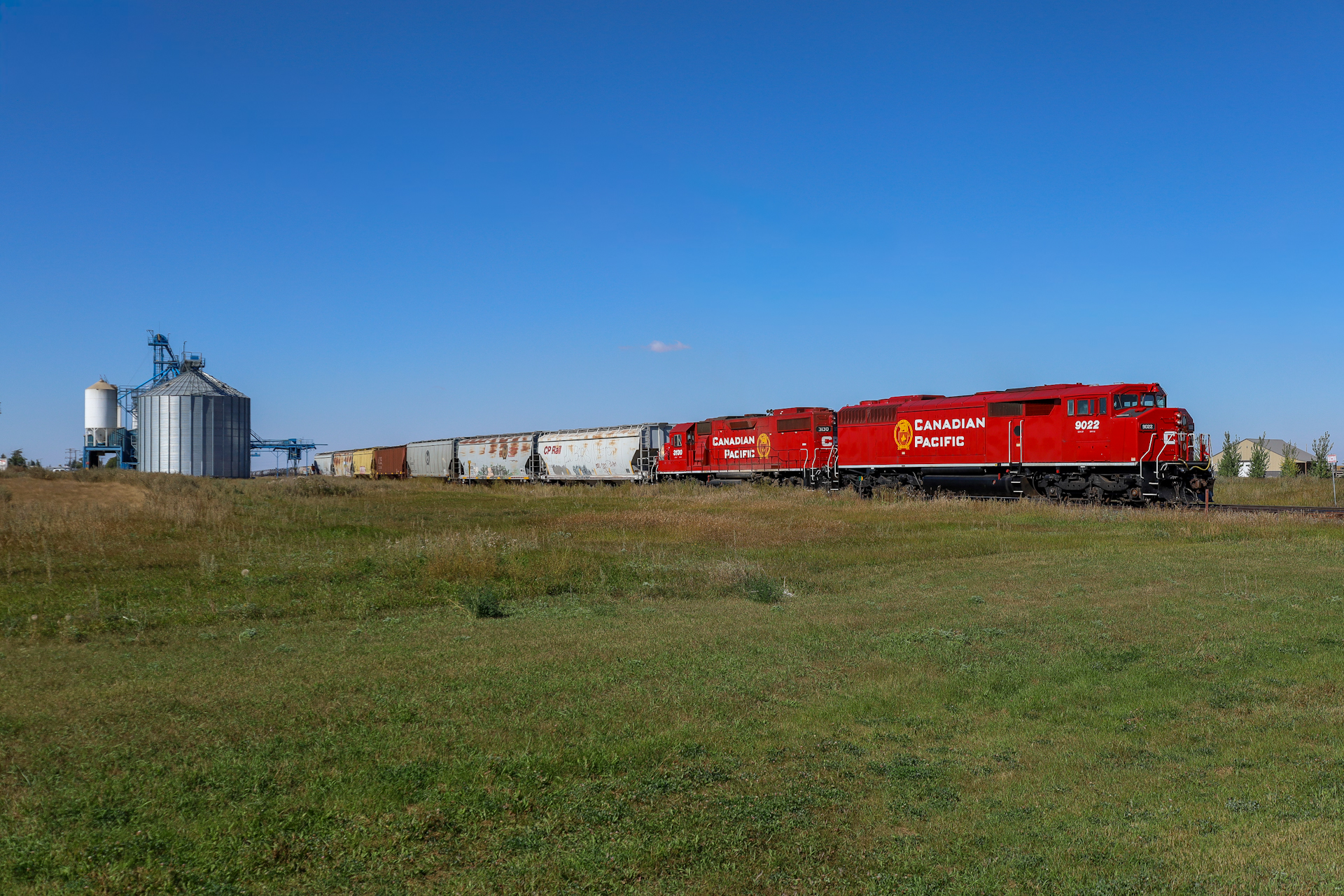 Railpictures.ca - Rob Eull Photo: CP 9022 and CP 3140 spot the elevator at Wilkie ...