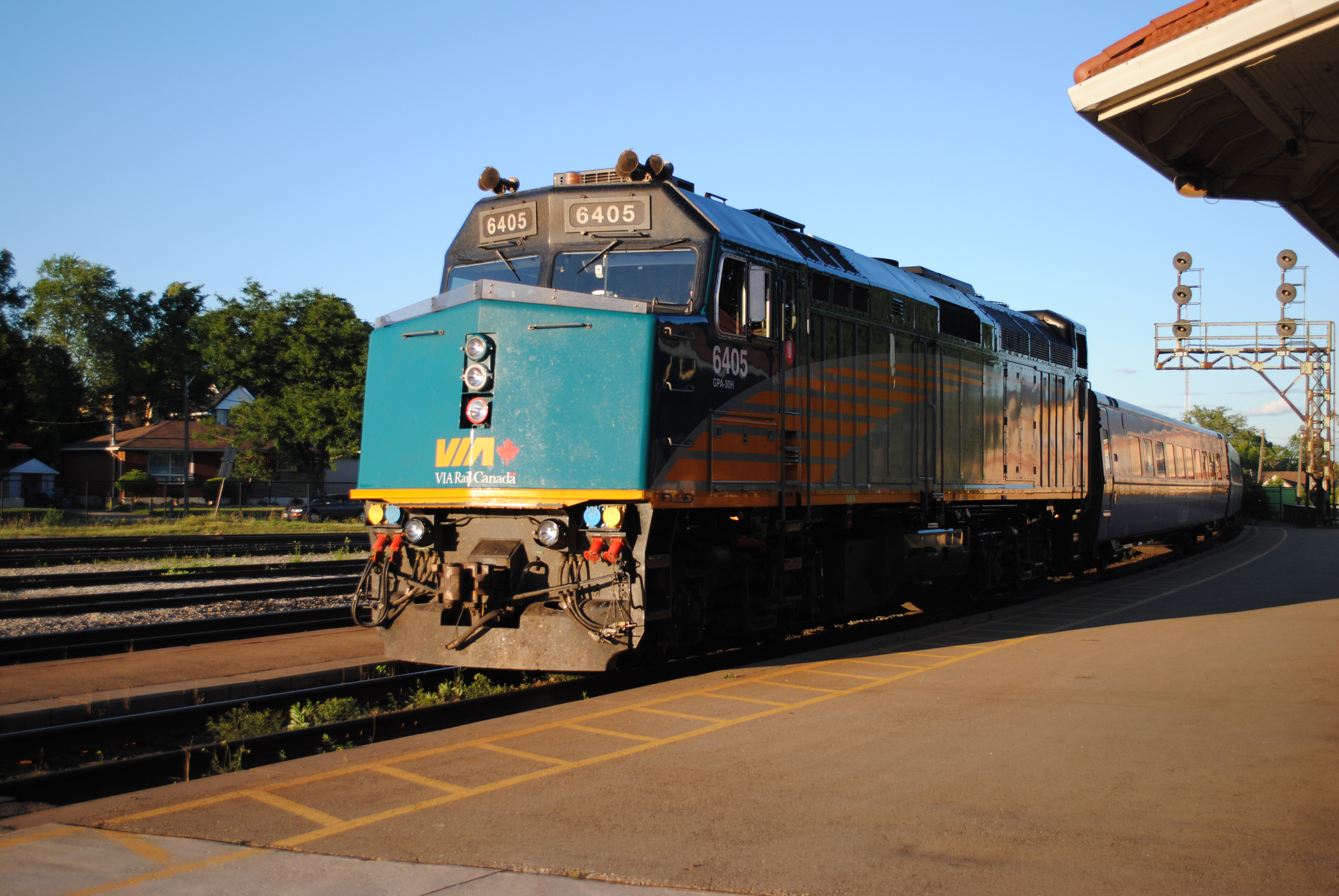 Railpictures.ca - David Rowen Photo: As a VIA Rail comes into the ...