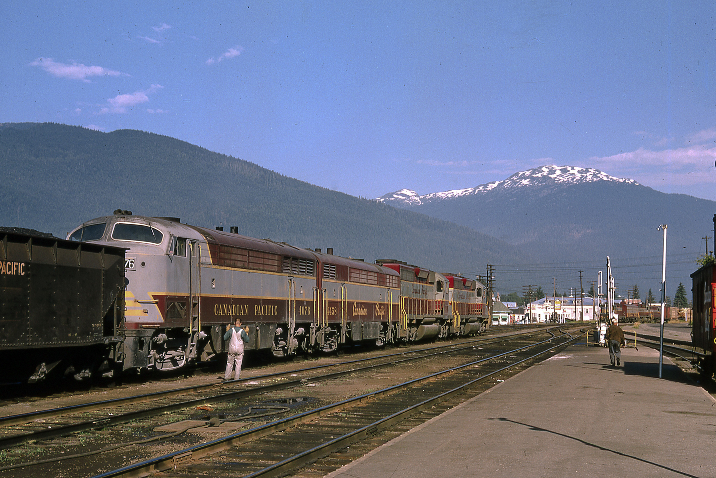 Railpictures.ca - Roy Jennings Photo: Just to prove it can be done, C ...