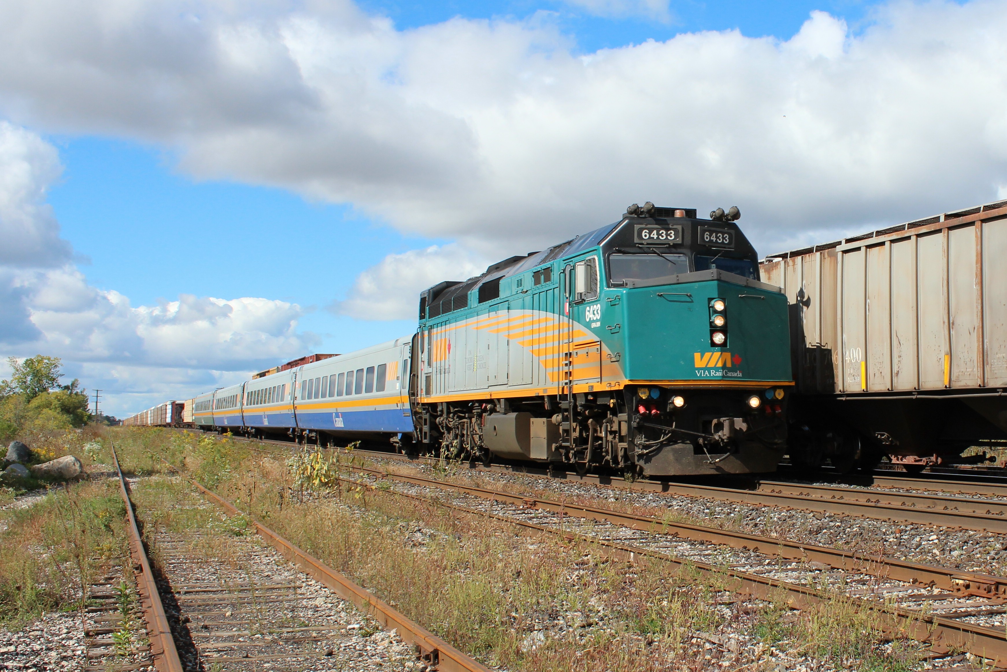 Railpictures.ca - Gord Barker Photo: F40PH-2 no.6433 pulls Via Train 72 ...