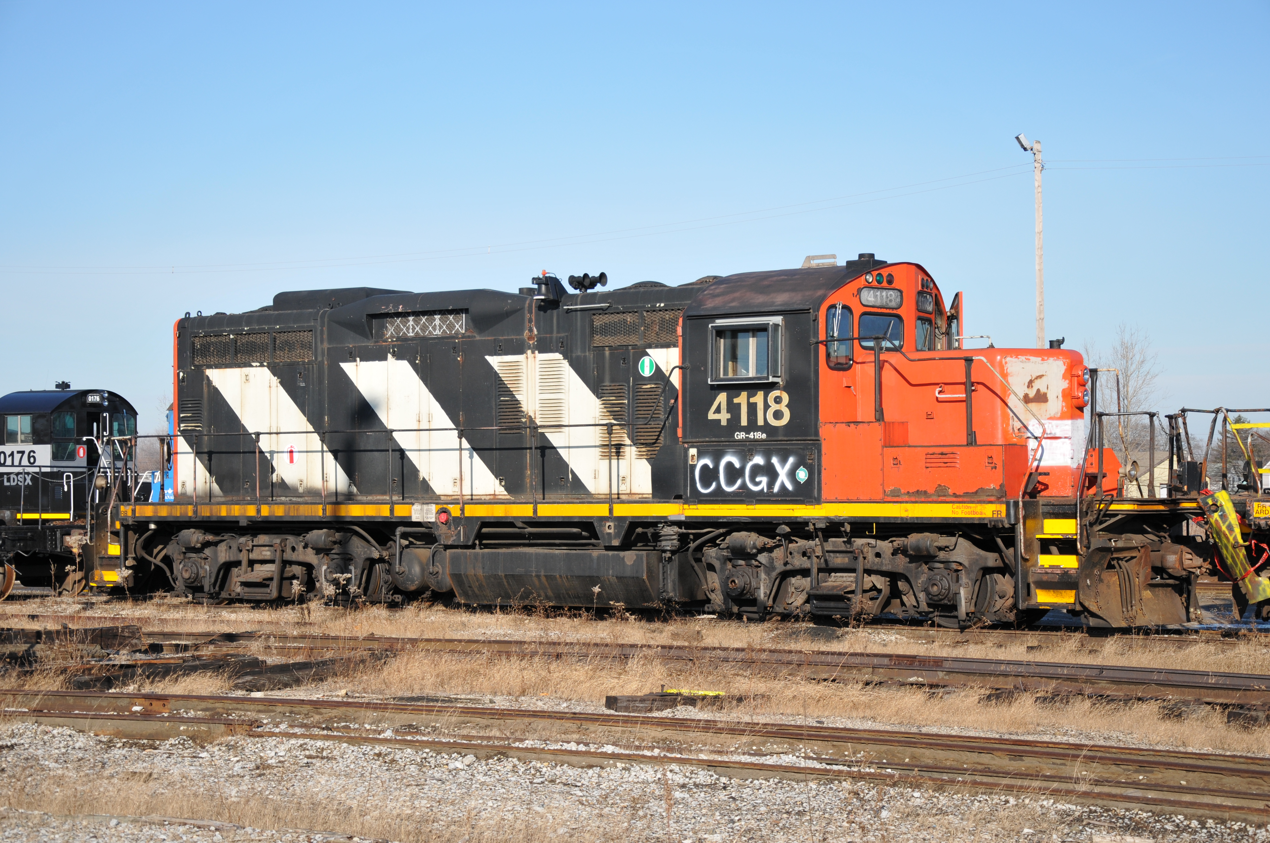 Railpictures.ca - Крис Photo: Cando’s new GP9 is in at LDS for a redo ...