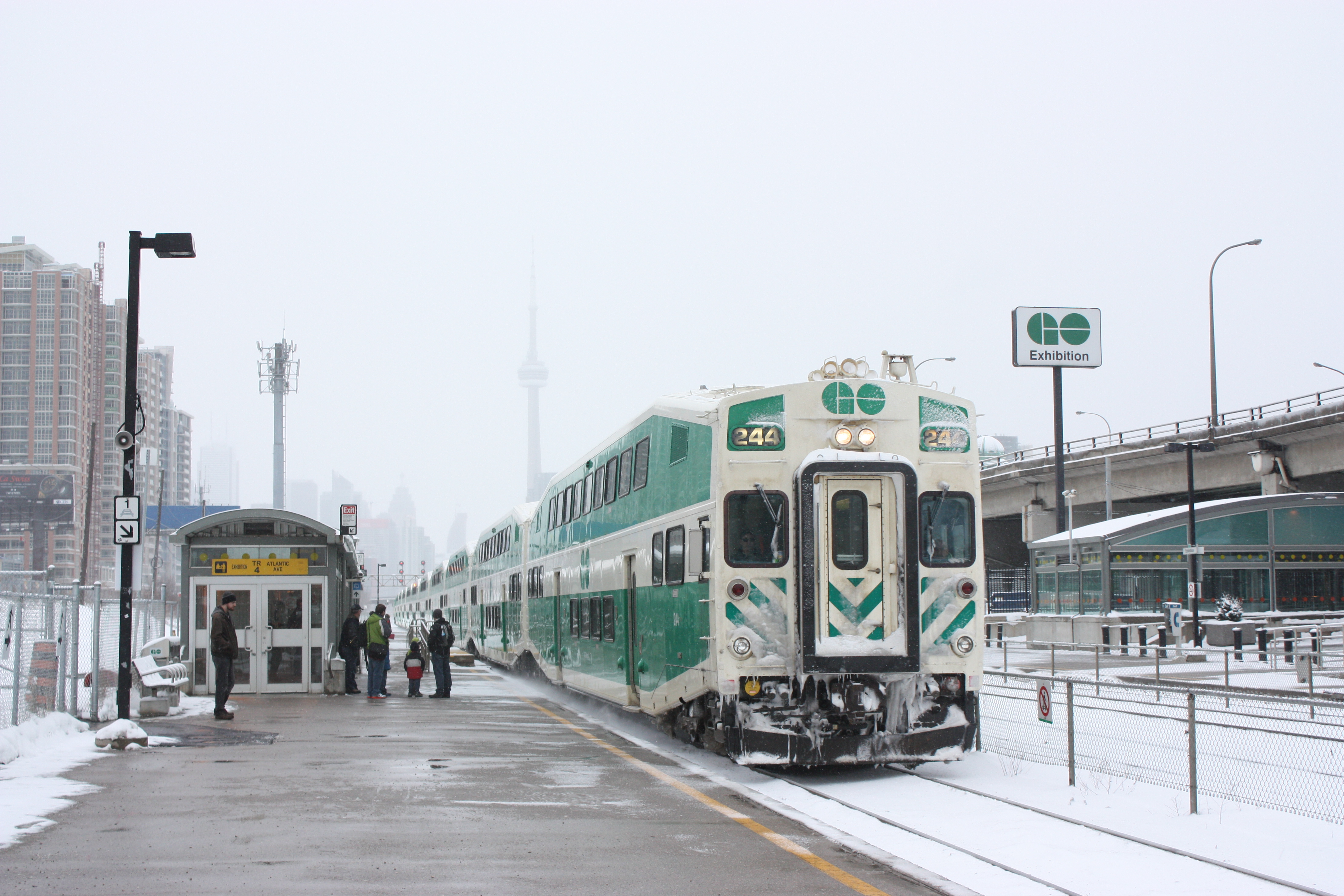 Railpictures.ca - Marcus Stevens Photo: Go Transit westbound makes a ...