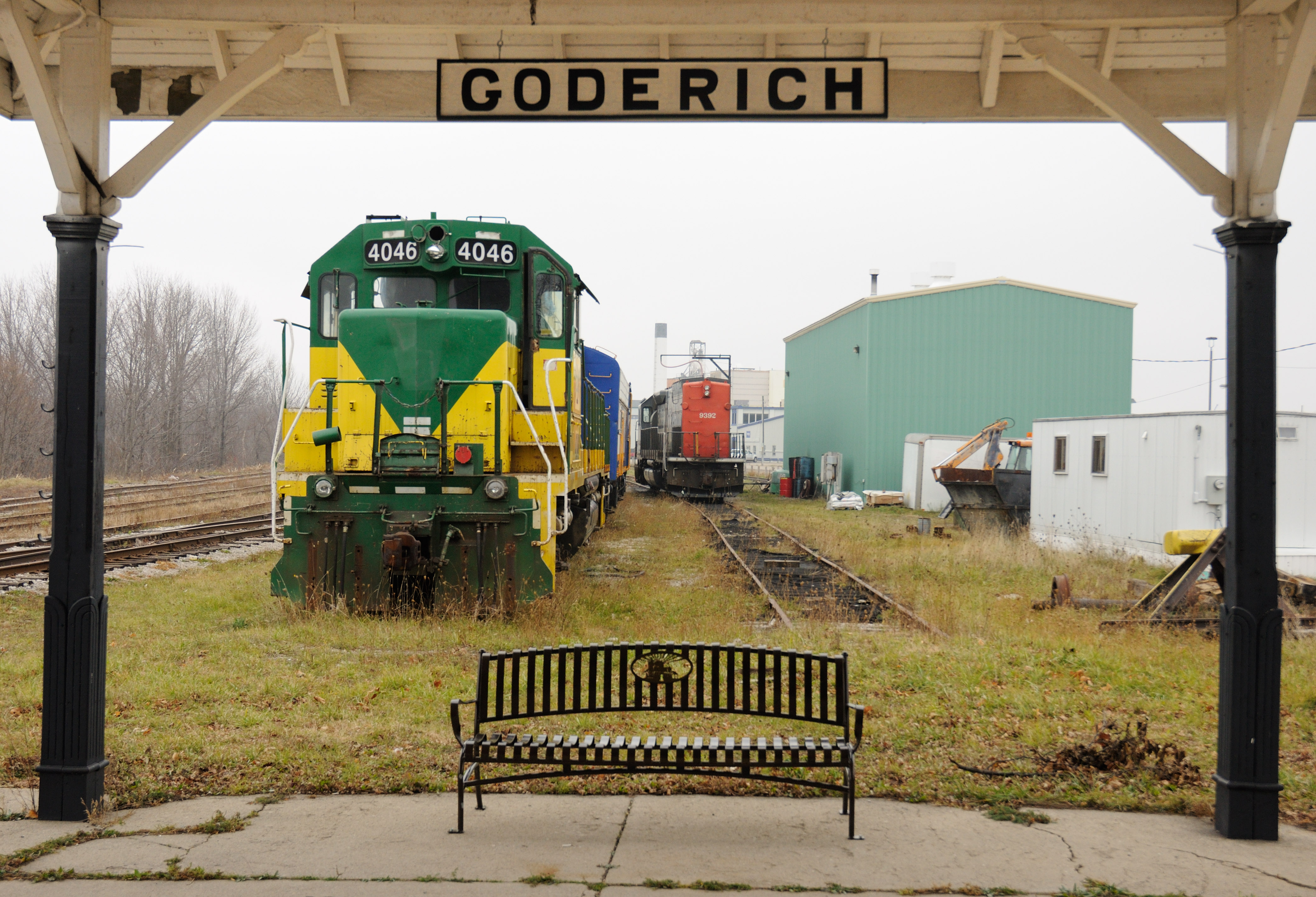 Railpictures.ca - Stephen C. Host Photo: Have a seat: If you wait on ...