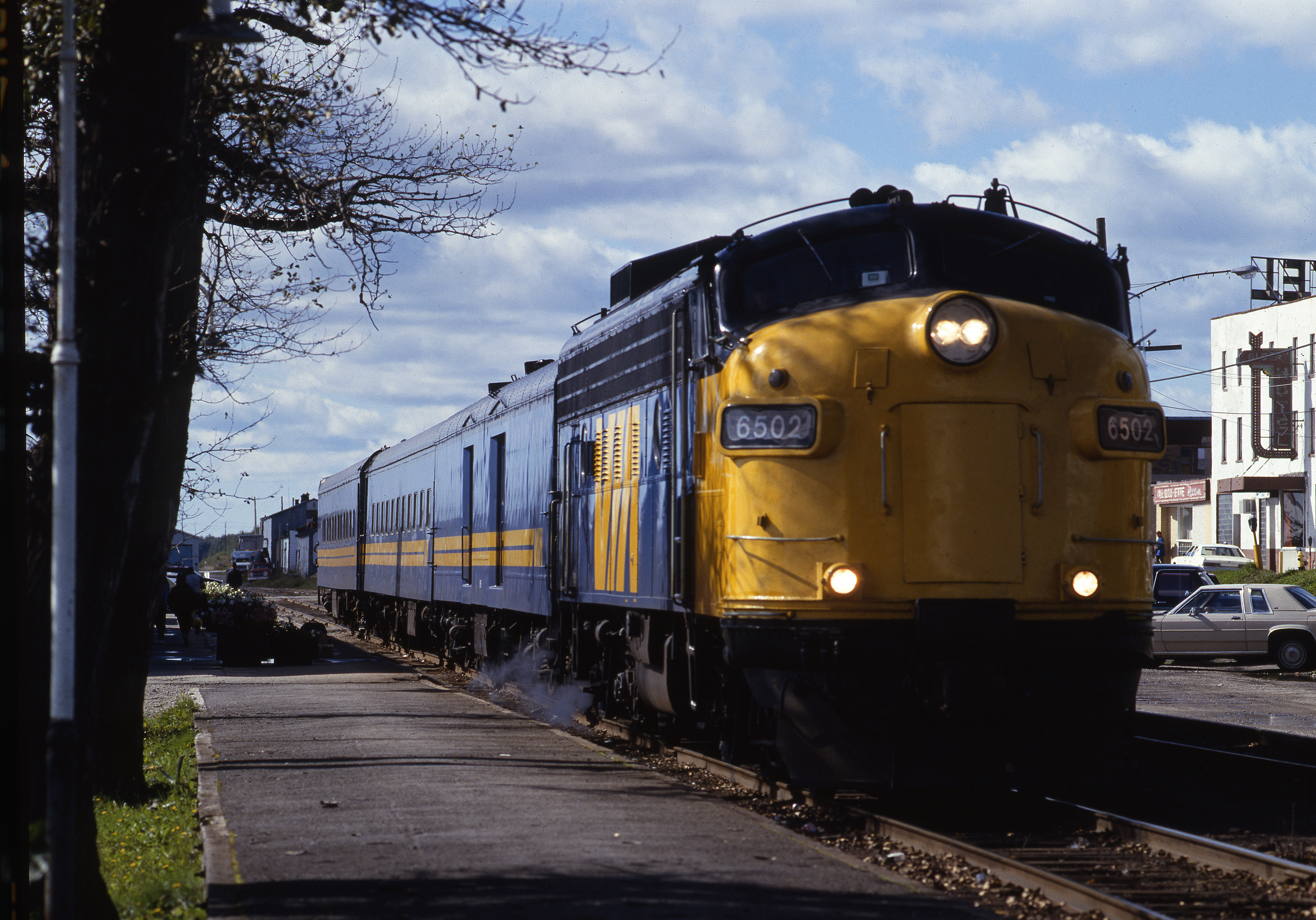 Railpictures.ca - Peter Gloor Photo: Train 136 is ready to depart for ...