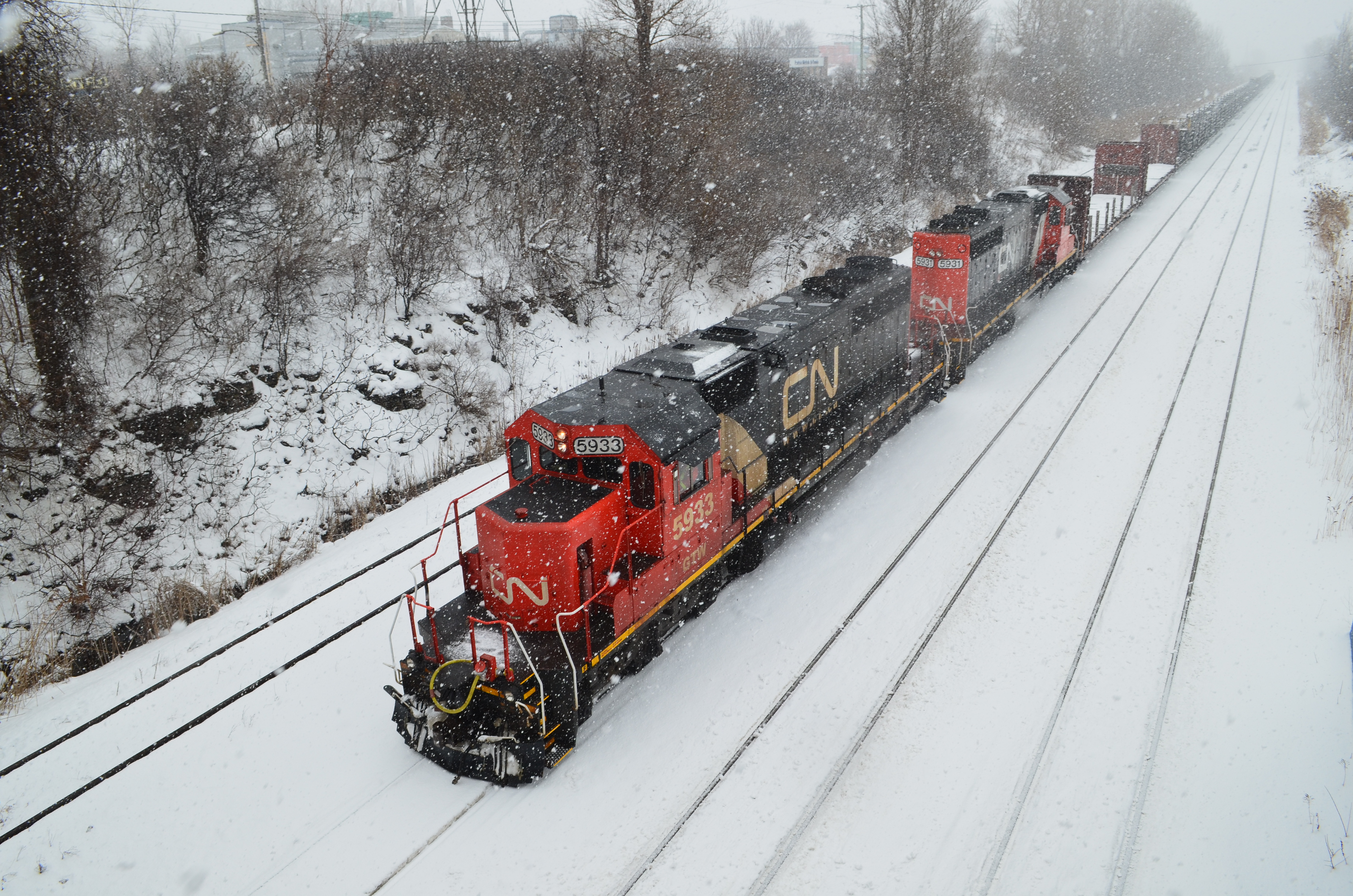 Railpictures.ca - Michael Berry Photo: W905 led by GTW 5933 & GTW 5931 ...