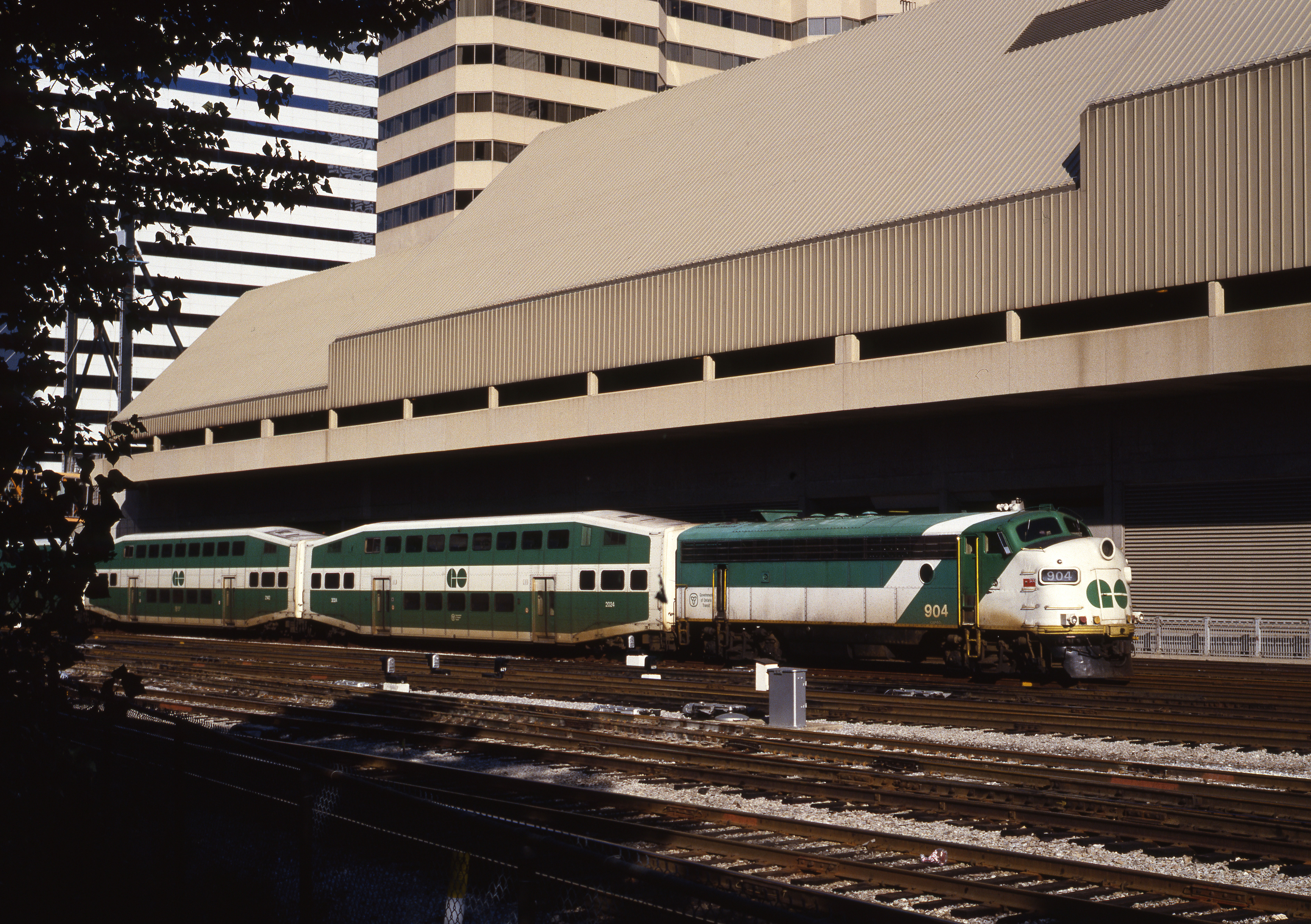 Railpictures.ca - Peter Gloor Photo: GO Transit train arriving at Union ...