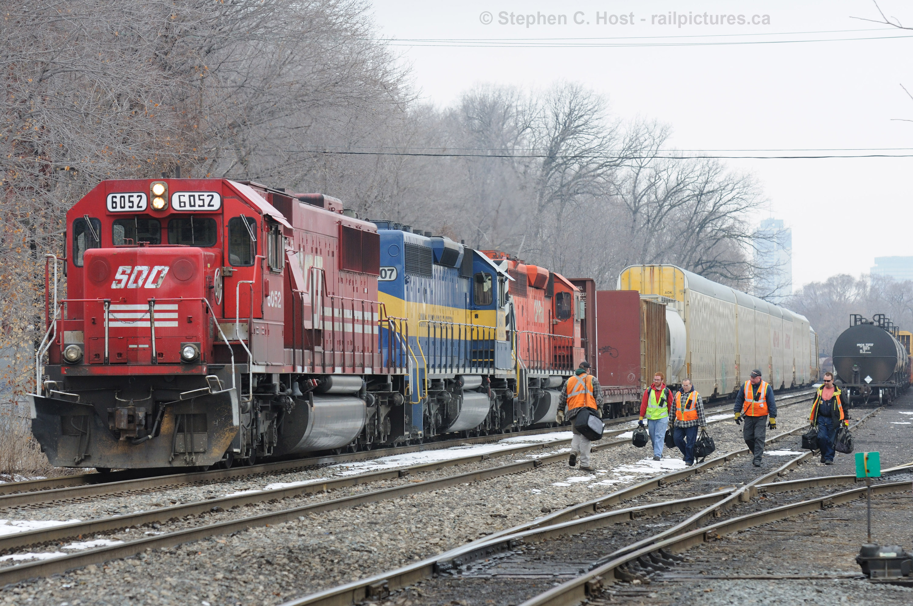 Railpictures.ca - Stephen C. Host Photo: Crew Change: Outbound and ...