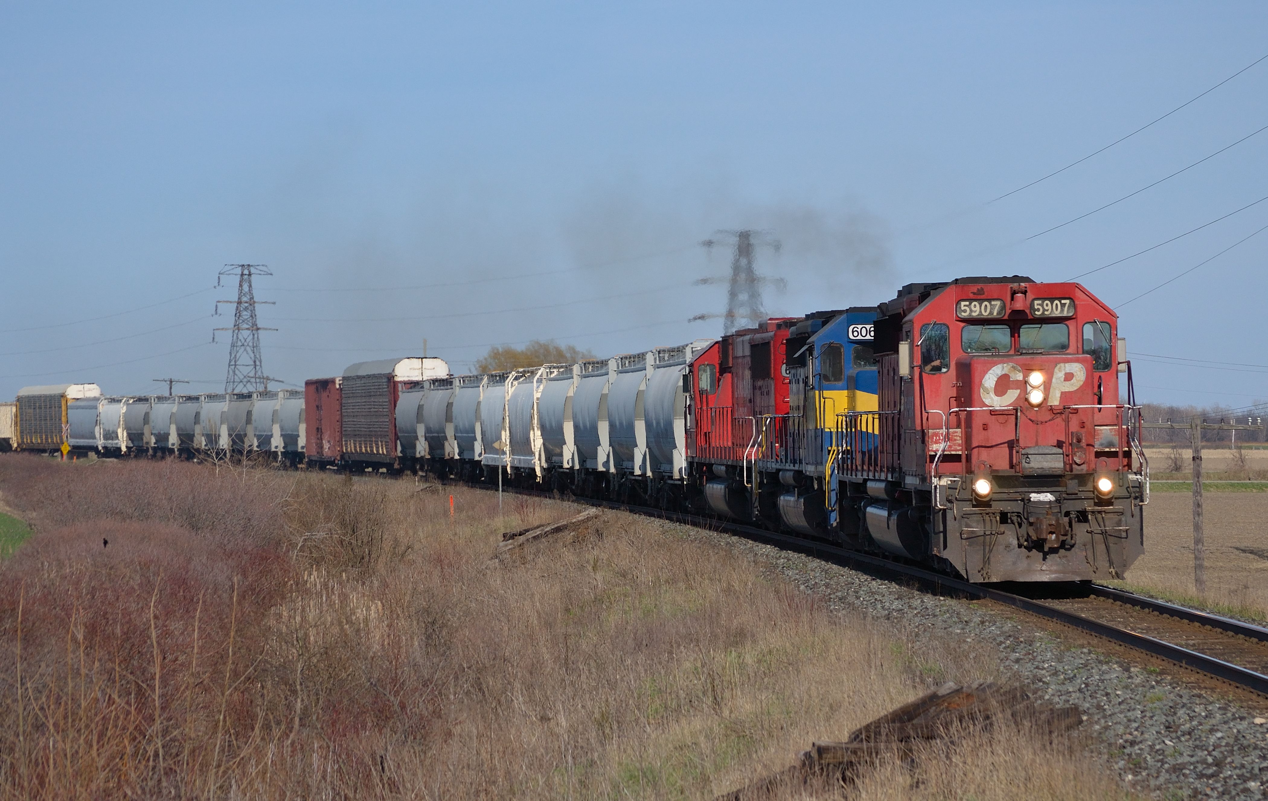Railpictures.ca - Jay Butler Photo: CP 643 rounds the bend westbound ...