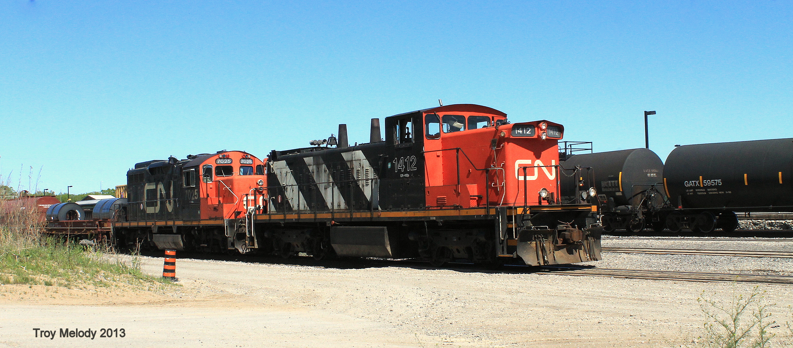 Railpictures.ca - Troy melody Photo: GMD 1u 1412 along with GP9RM 7025 ...