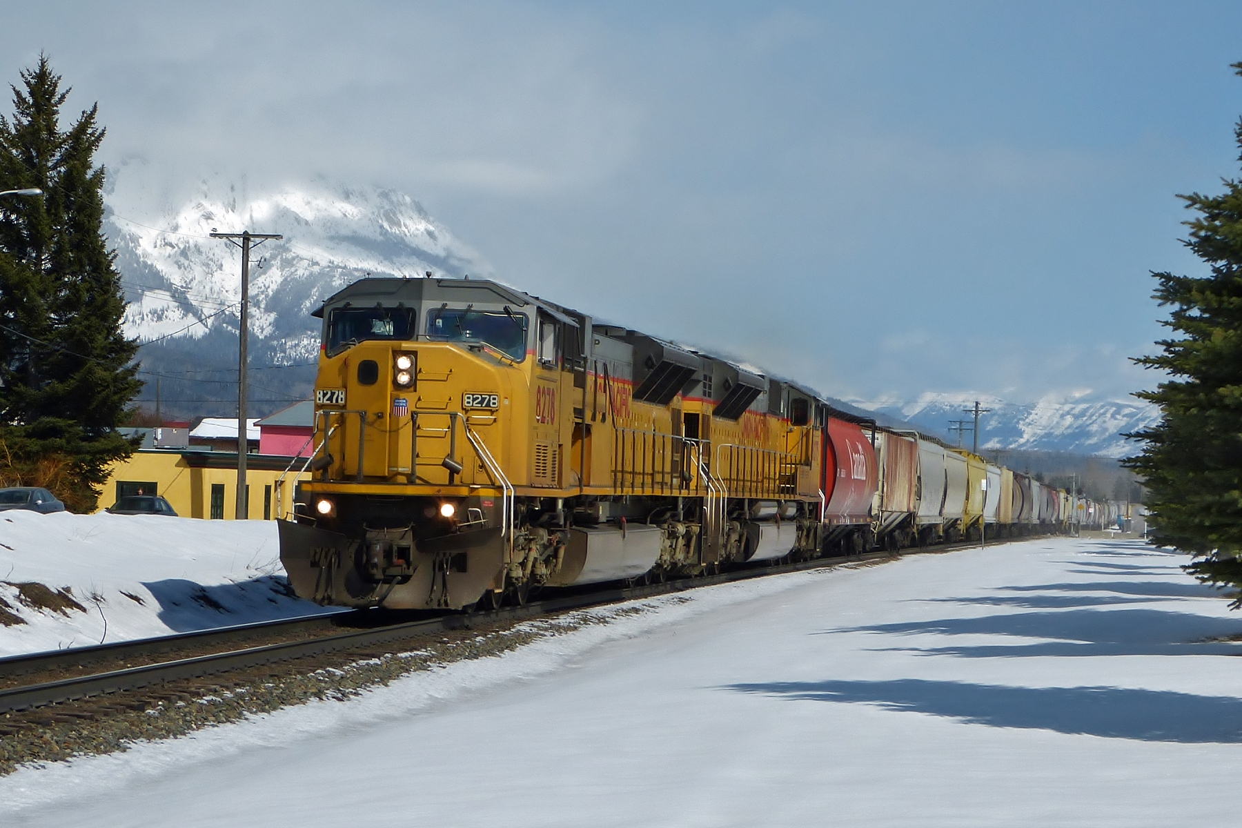 Railpictures.ca - Steve Arnot Photo: SD9043MACs 8278 and 8275 lead a ...