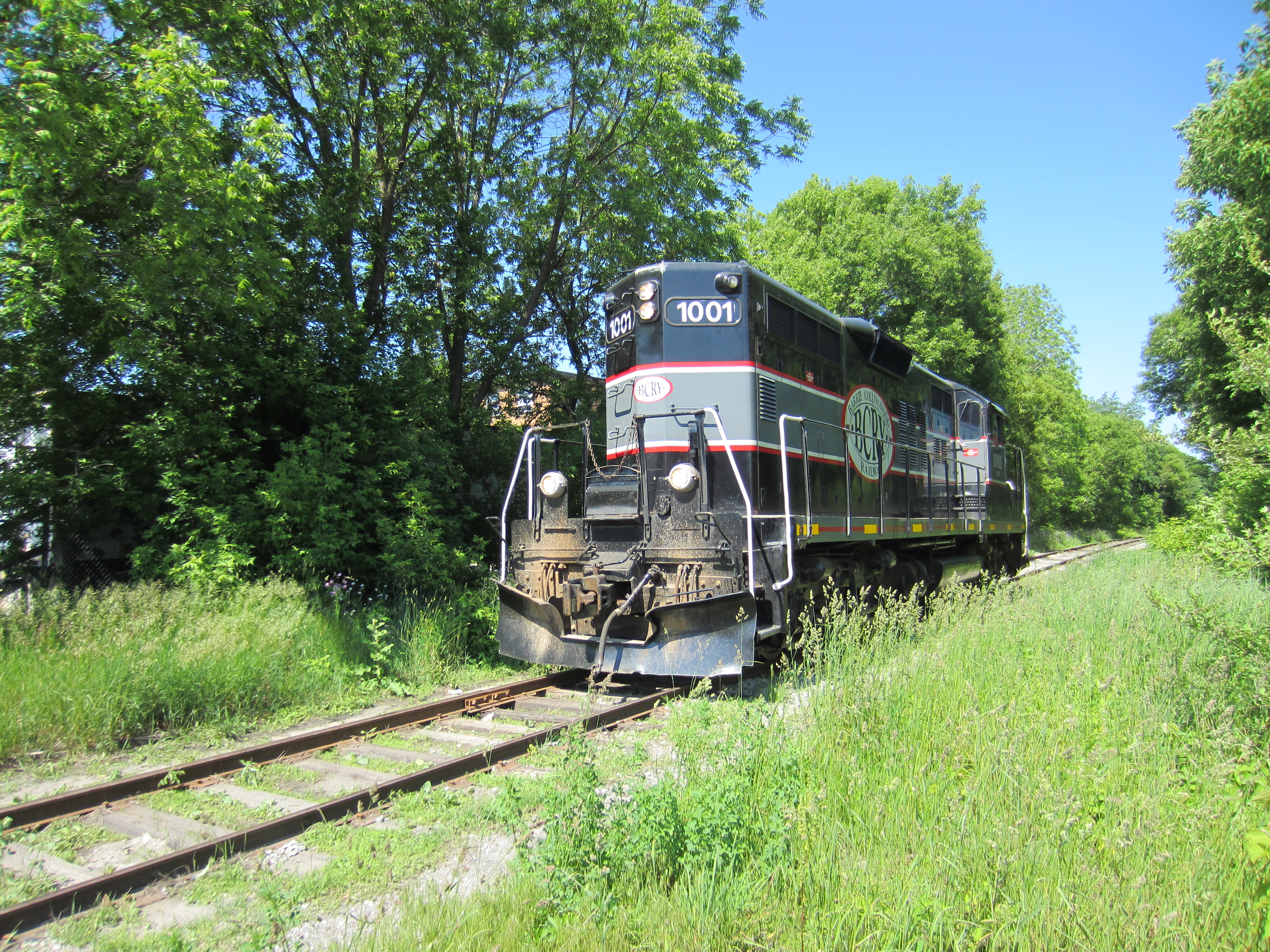 Railpictures.ca - Eric May Photo: BCRY 1001 is about to cross Innisfil ...