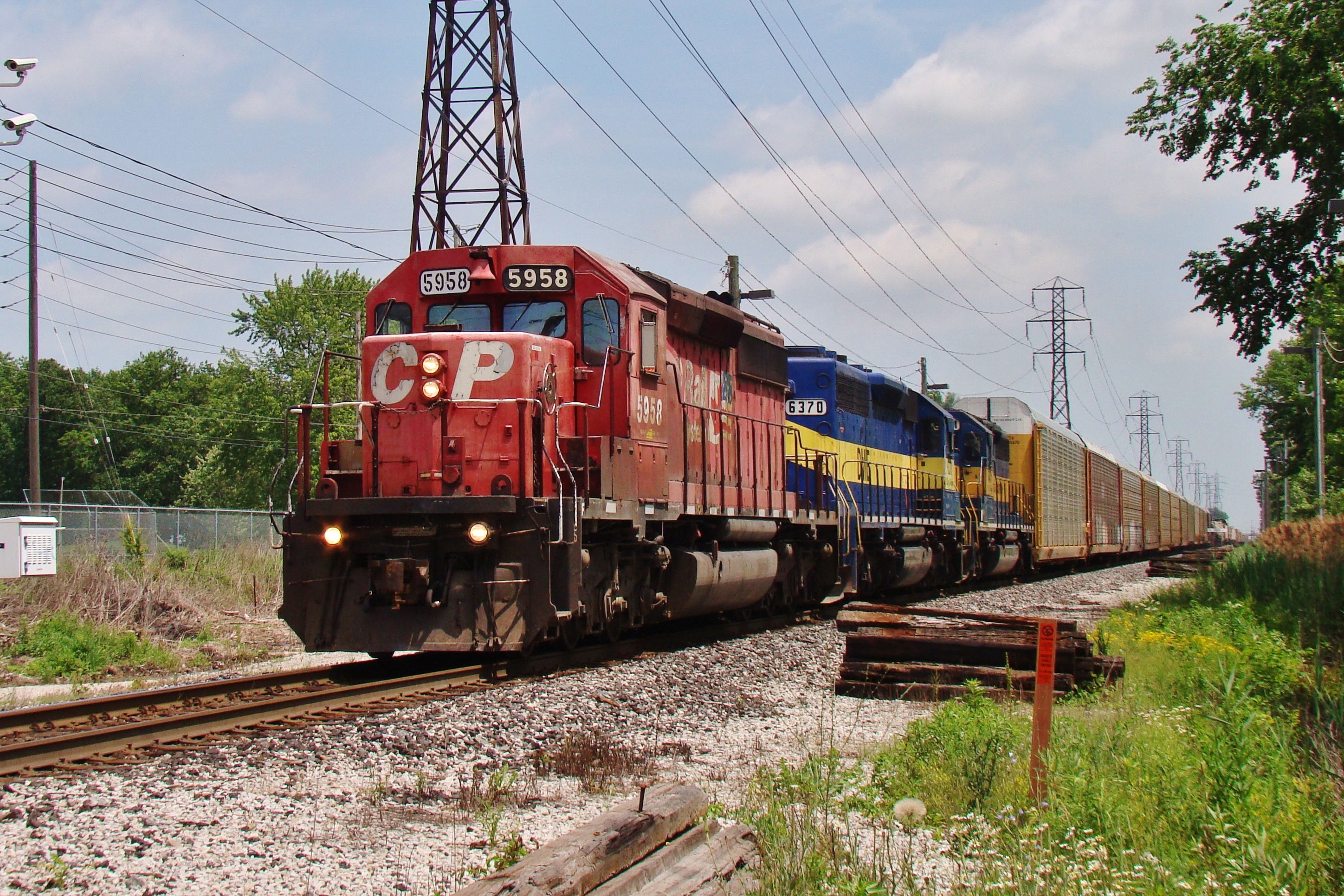 Railpictures.ca - Myles Roach Photo: 147 creeps through Memorial Park ...