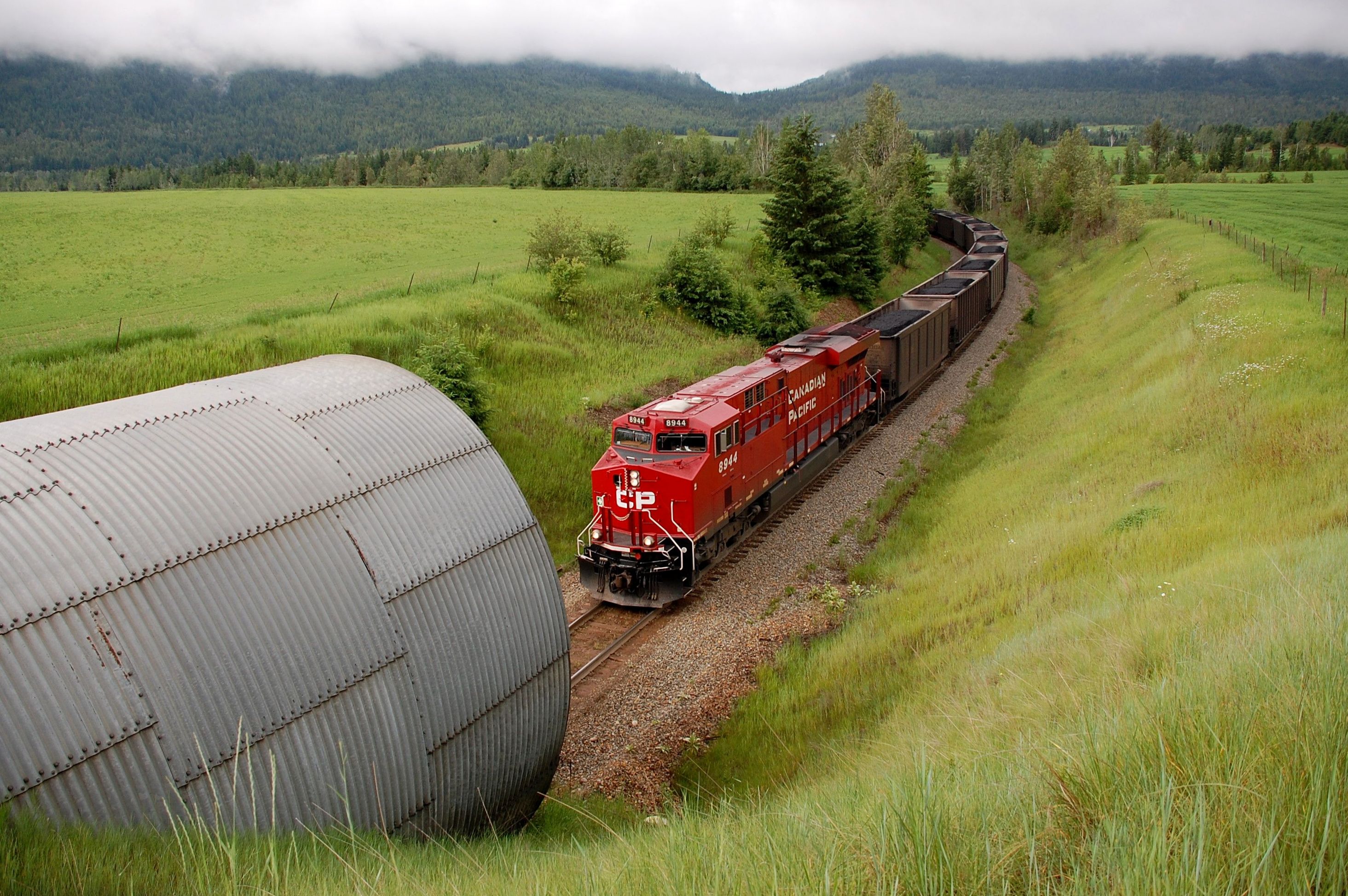 Railpictures.ca - richard hart Photo: CP 8944 is about to enter this ...