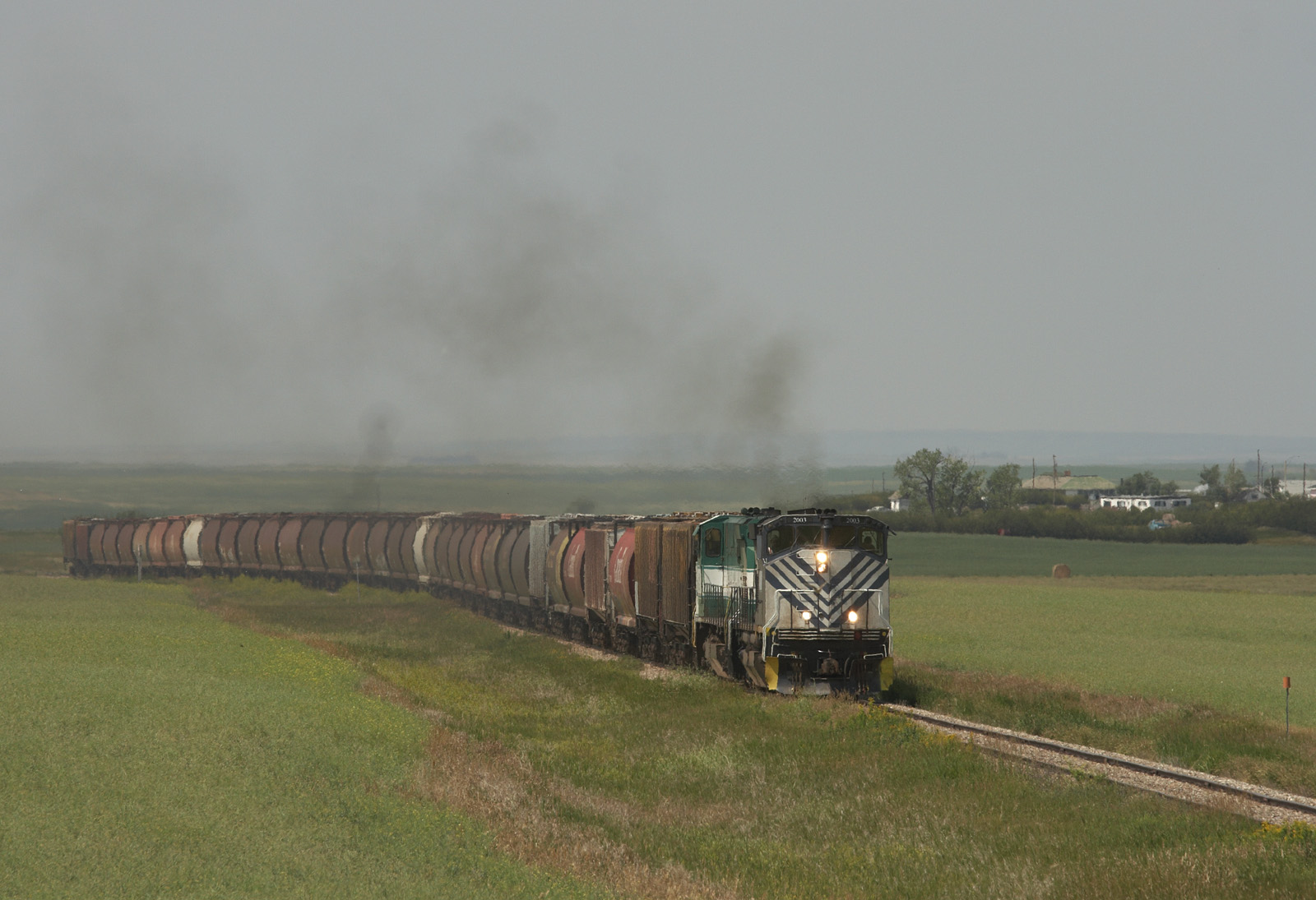 Railpictures.ca - Trevor Sokolan Photo: Southbound freight smokes up ...