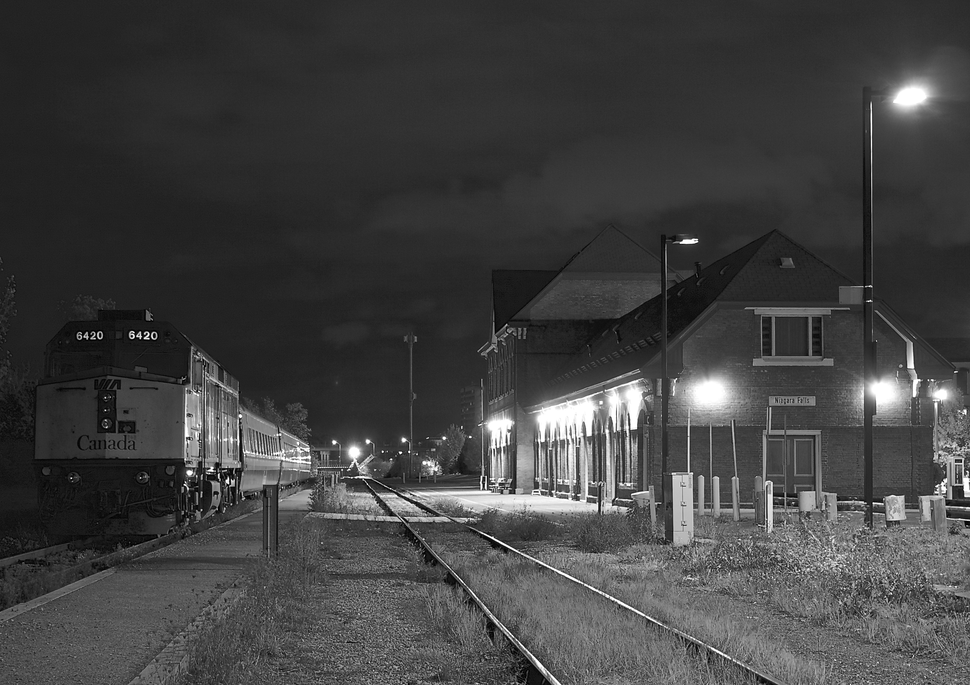 Railpictures.ca - CRAIG KUTIS Photo: VIA 6420 rests quietly at Midnight ...