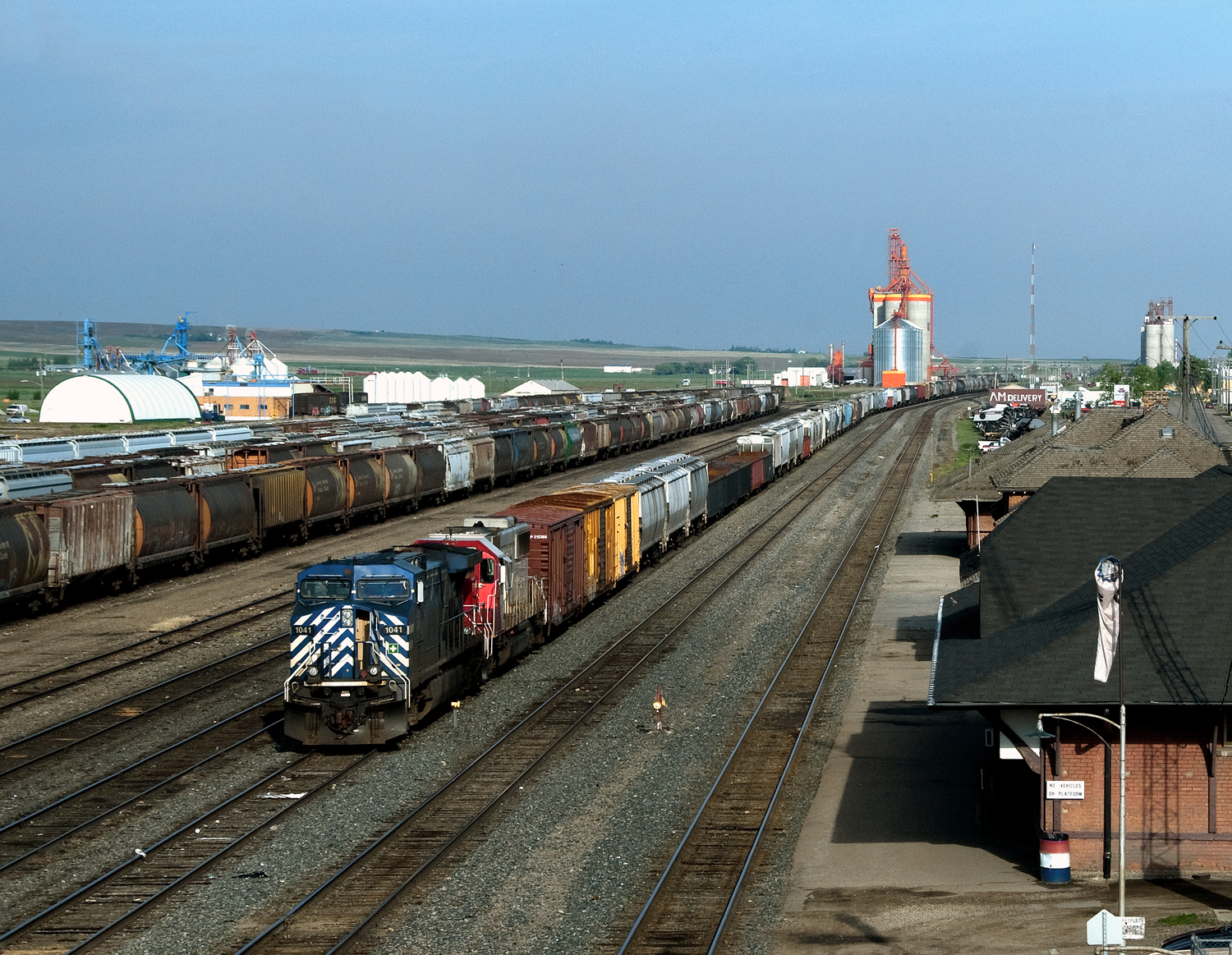 Railpictures.ca - Bill Hooper Photo: Eastbound sits staged in the yard ...