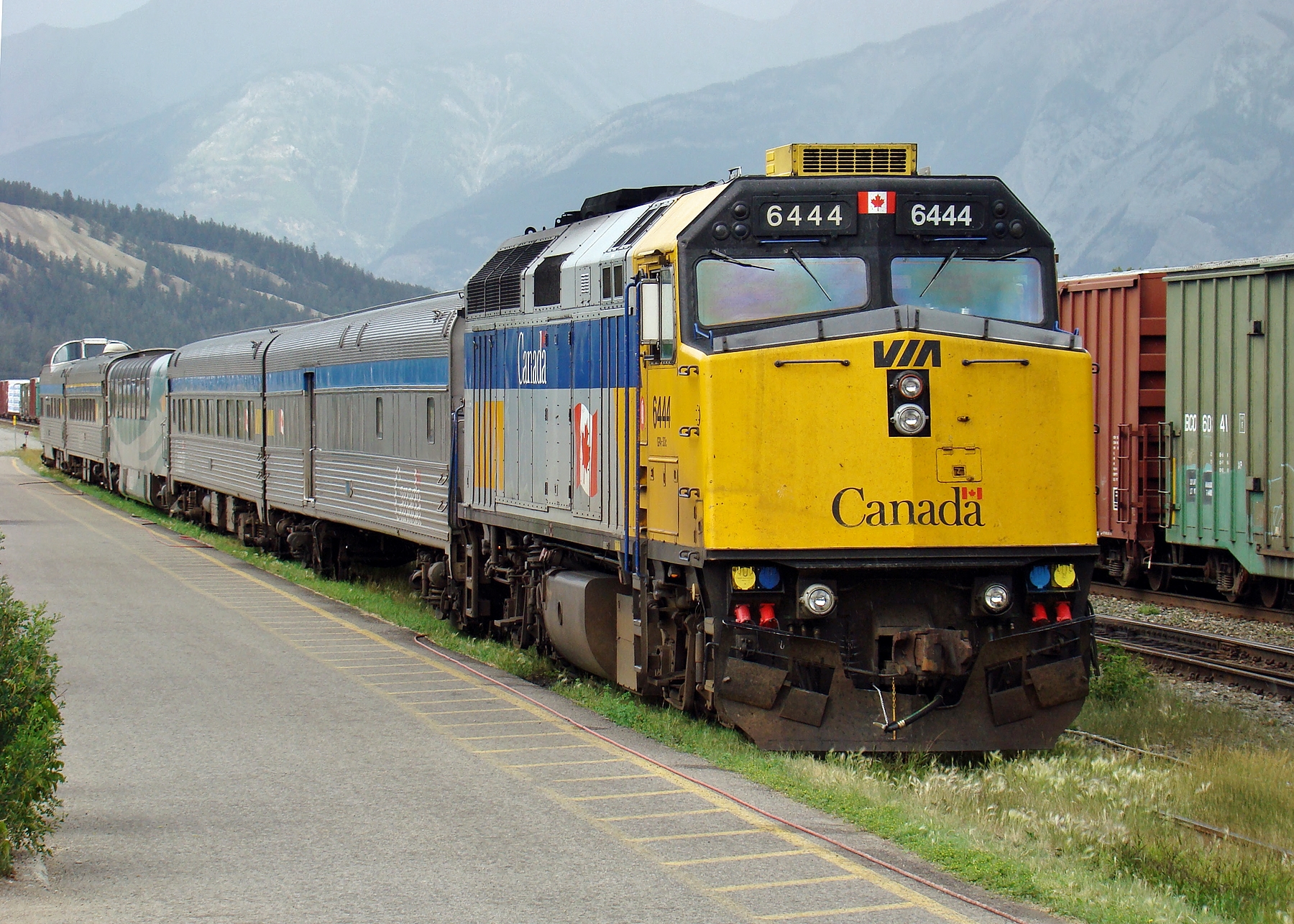 Railpictures.ca - steve arnot Photo: VIA 6444 idles at Jasper station ...
