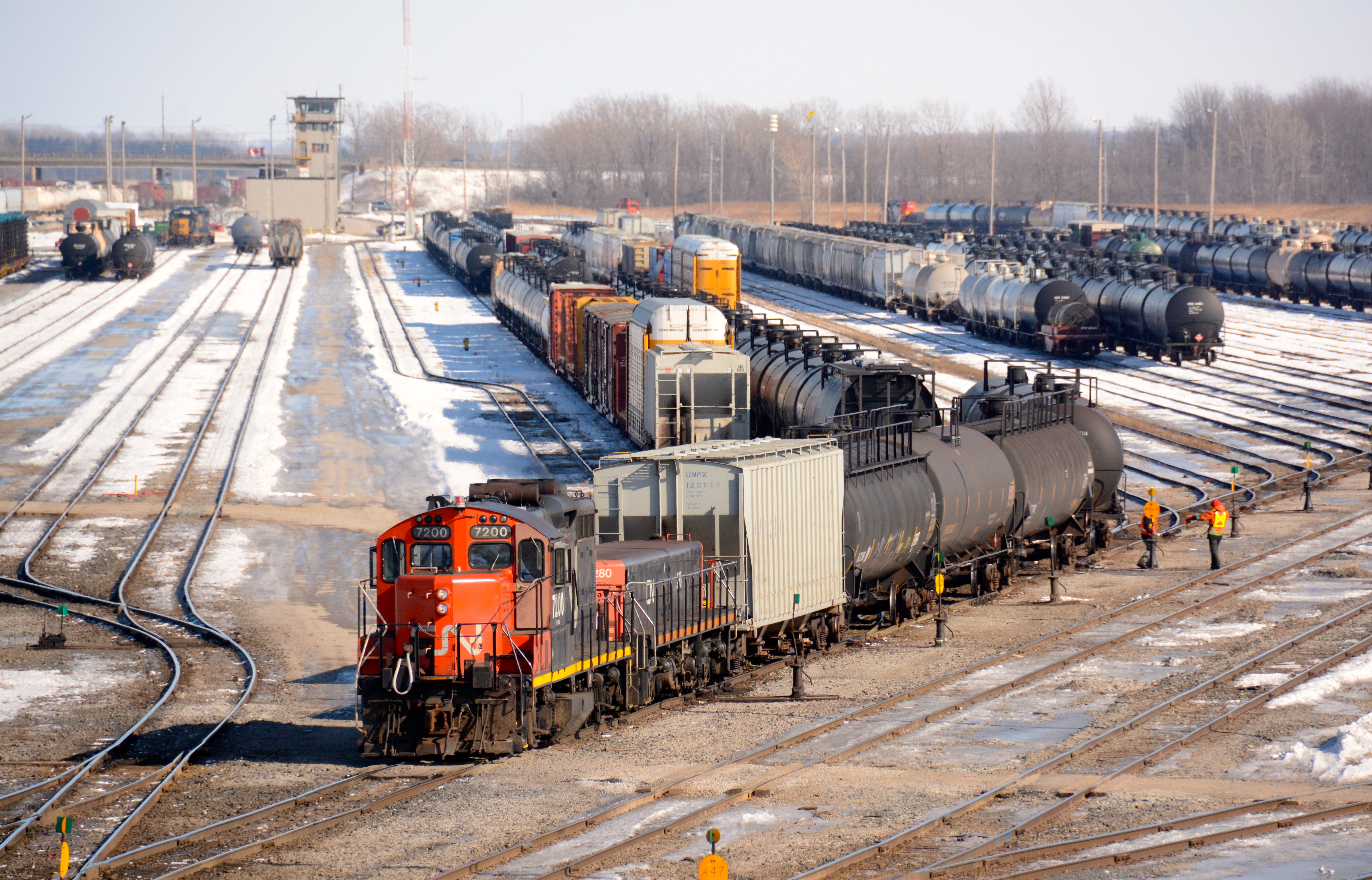 Railpictures.ca - Marc Dease Photo: CN7200 with slug 280 shunt cars in ...