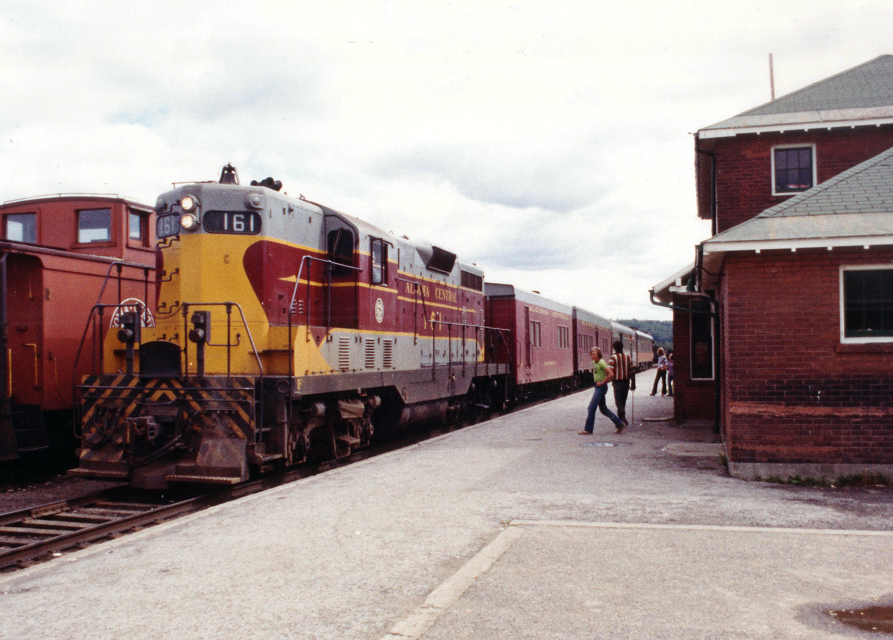 Railpictures.ca - A.W. Mooney Photo: Northbound morning ACR passenger ...