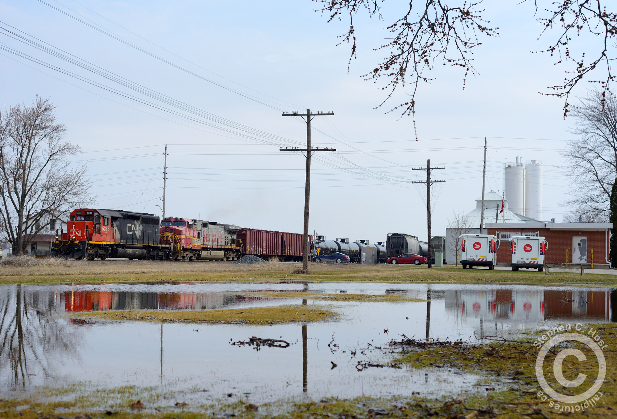 Railpictures.ca - Stephen C. Host Photo: Empty oil train, #711 flies ...