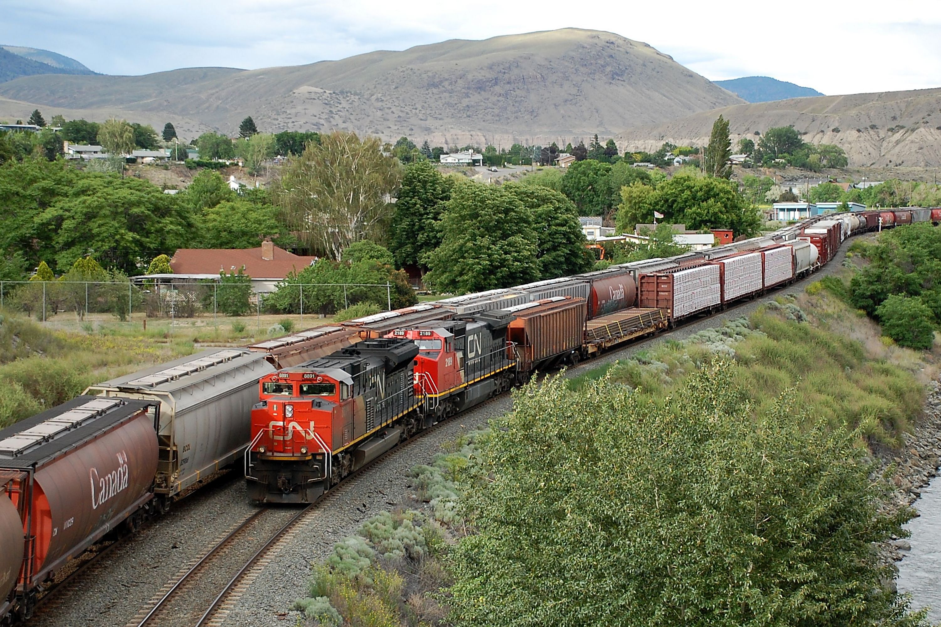 Railpictures.ca - richard hart Photo: CN nos.8891 & 2189 are awaiting a ...