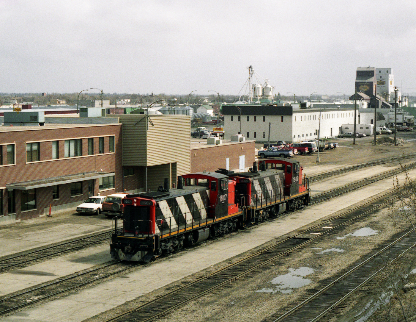 Railpictures.ca - Bill Hooper Photo: Yard engine consisting of 2 CN ...