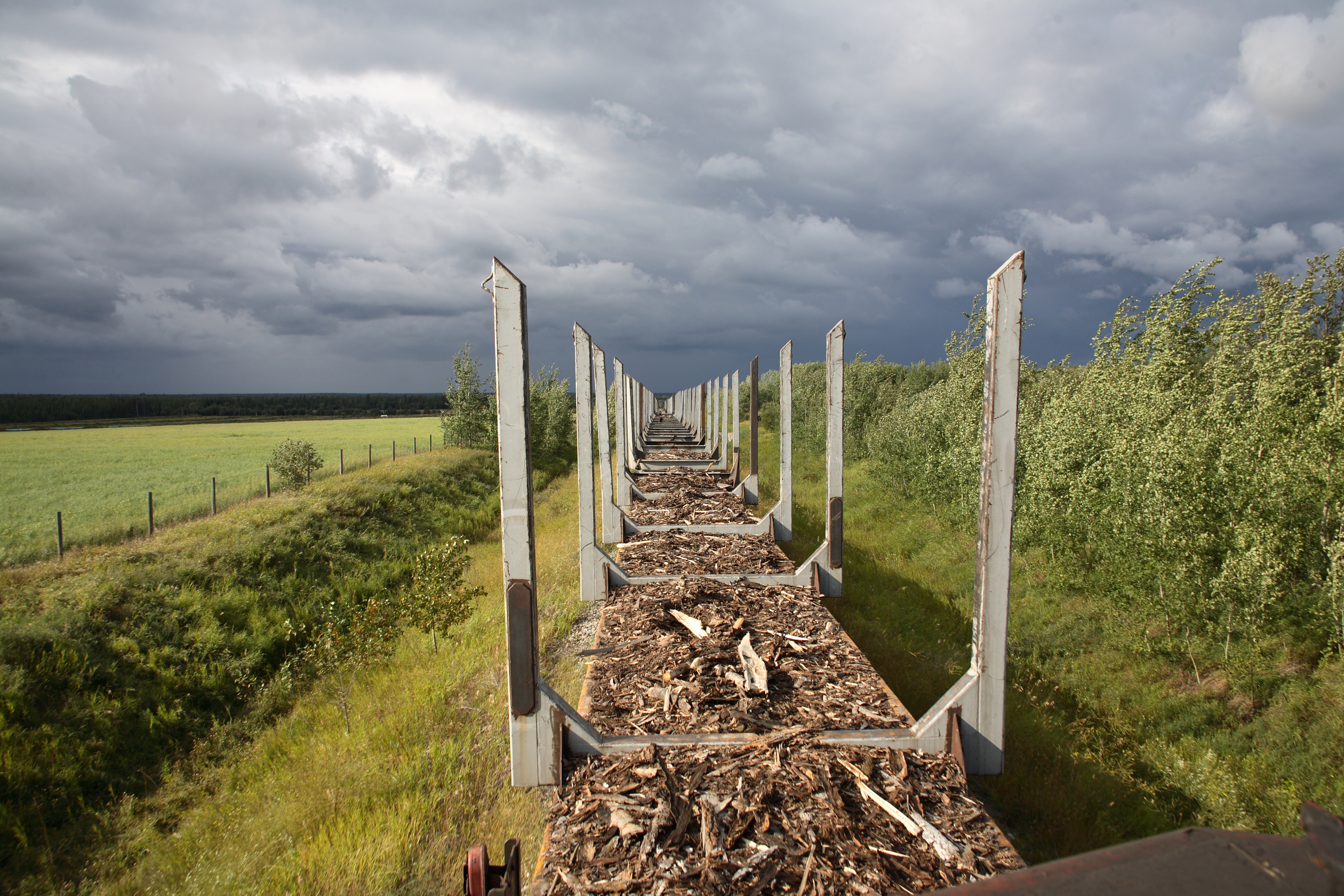 Railpictures.ca - Steve Bradley Photo: After setting off 24 log loads ...
