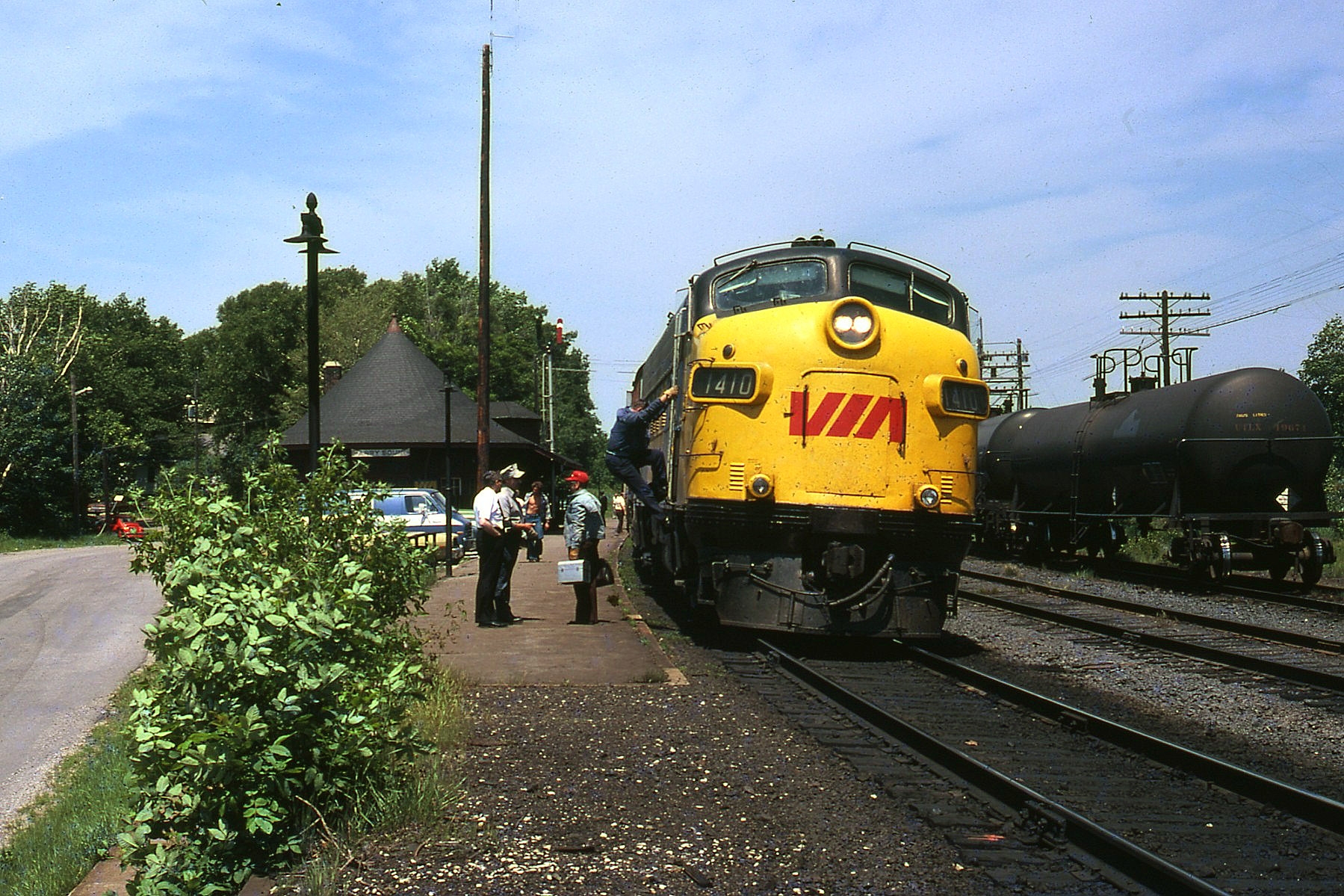 Railpictures.ca - A.W. Mooney Photo: Southbound “Canadian” stopped at ...
