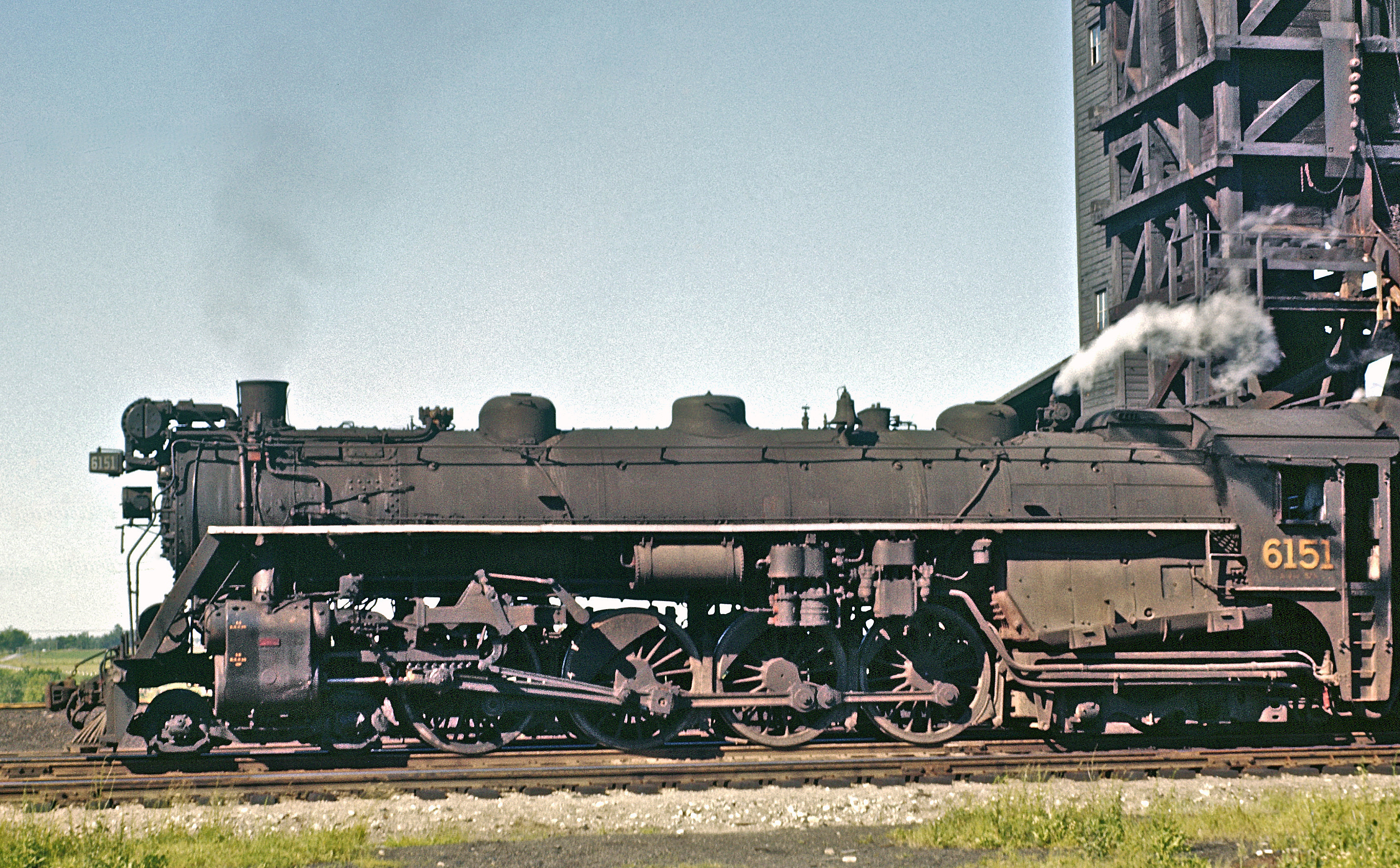 Railpictures.ca - Del Rosamond Photo: Majestic Northern-type, #6151 ...