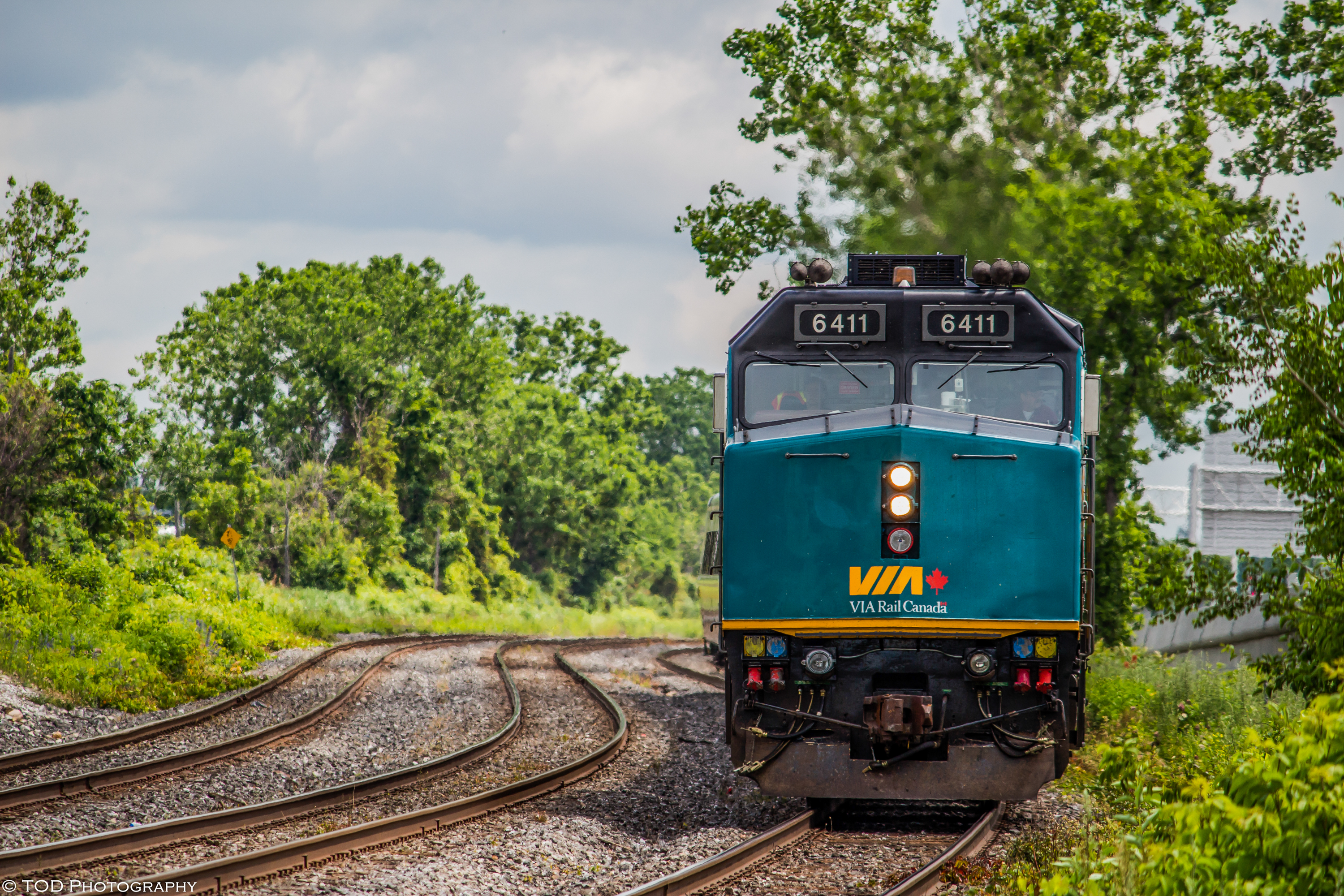 Railpictures.ca - Fred DesRochers Photo: 6411 leading VIA 65, slithers ...