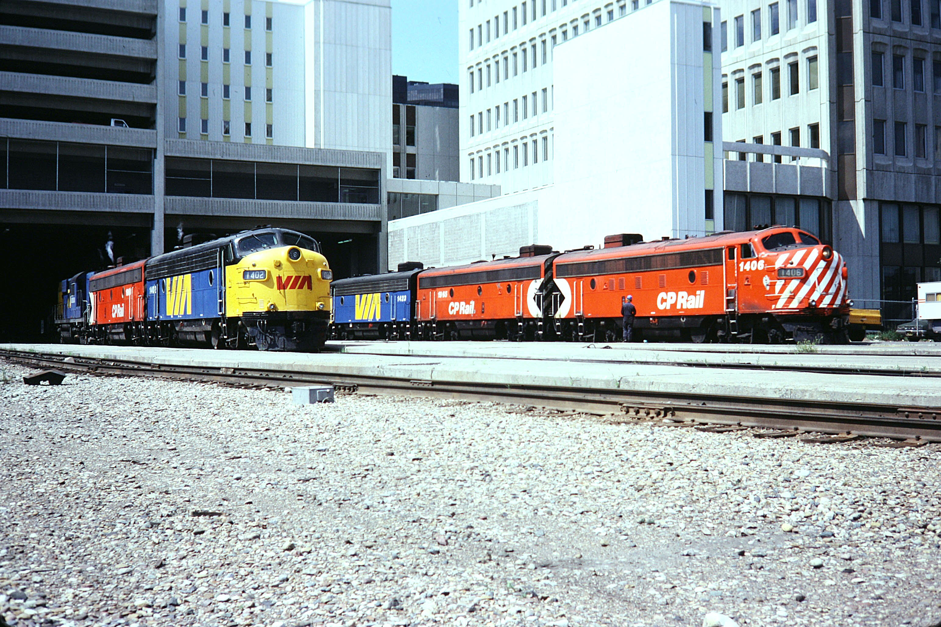 Railpictures.ca - Eric May Photo: Power change at Calgary. 1402, a B ...