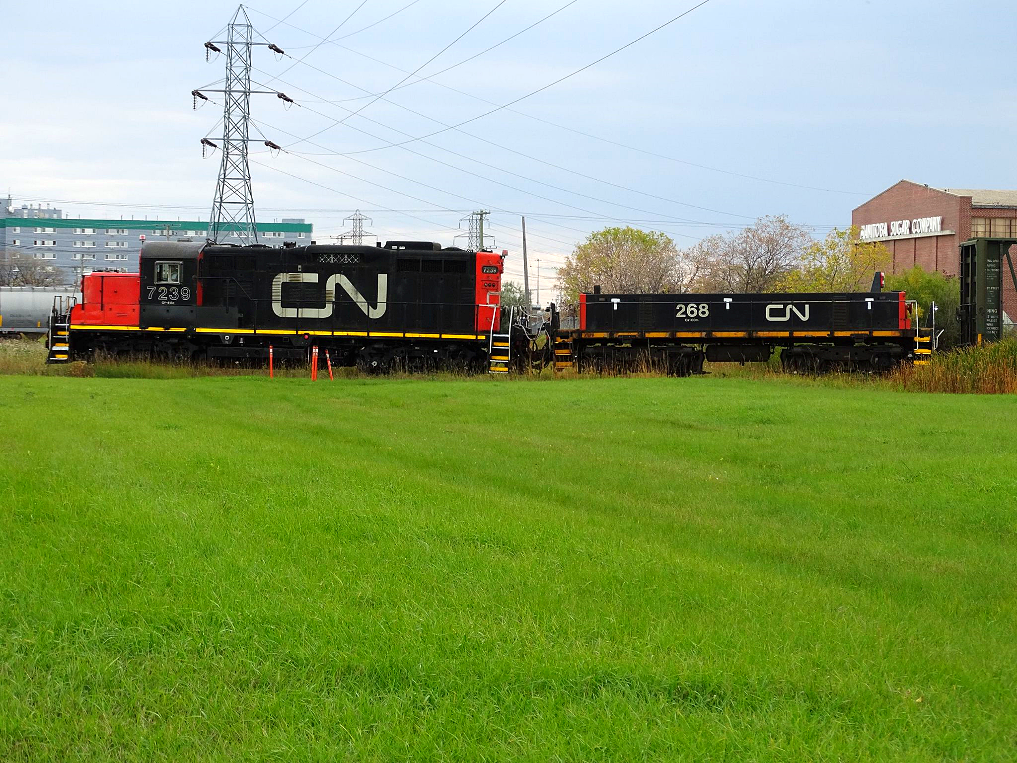 Railpictures.ca - Taylor Woolston Photo: CN 7239 and 268 are hard at ...