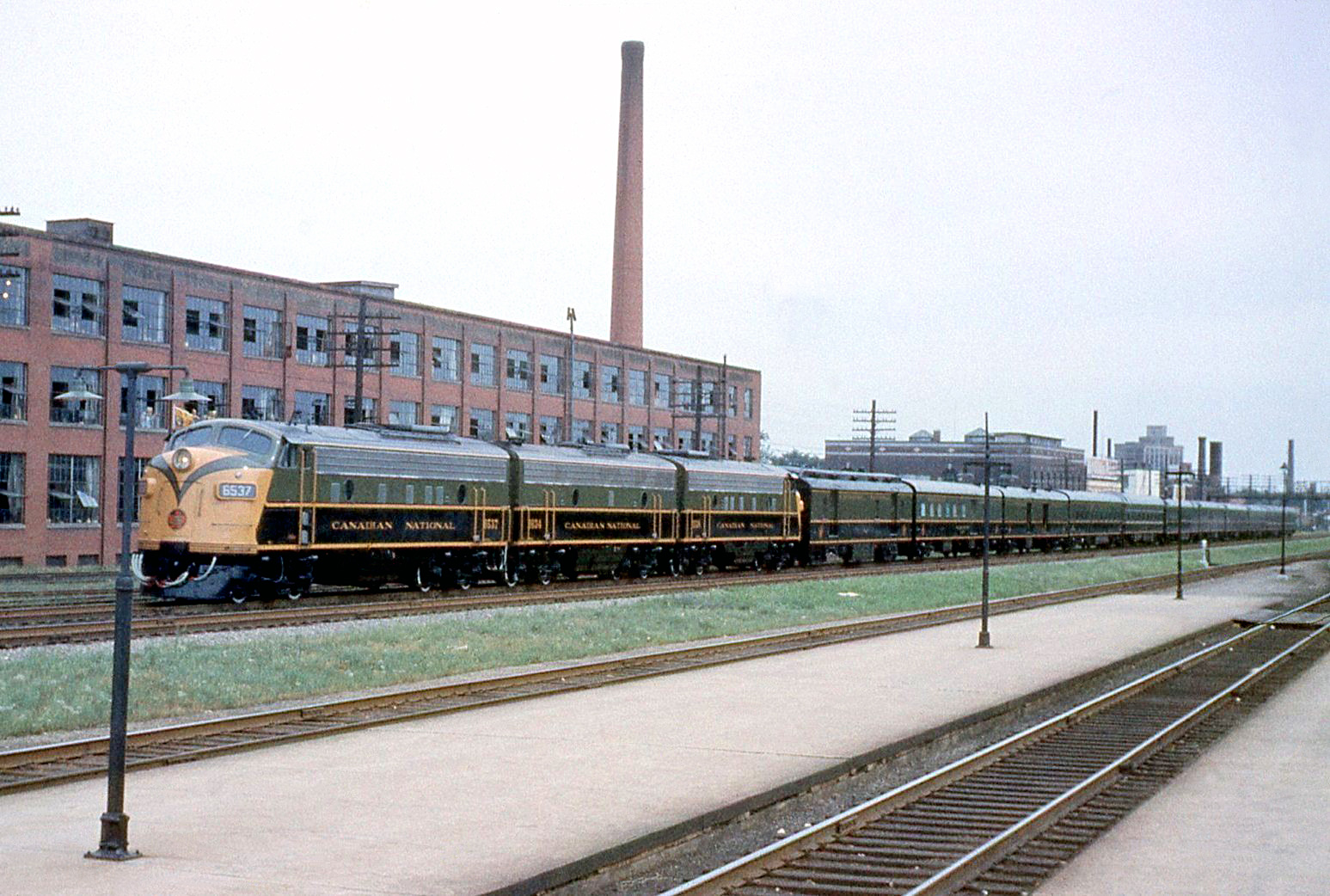 Railpictures.ca - Bill Thomson Photo: Royalty at West Toronto! A ...